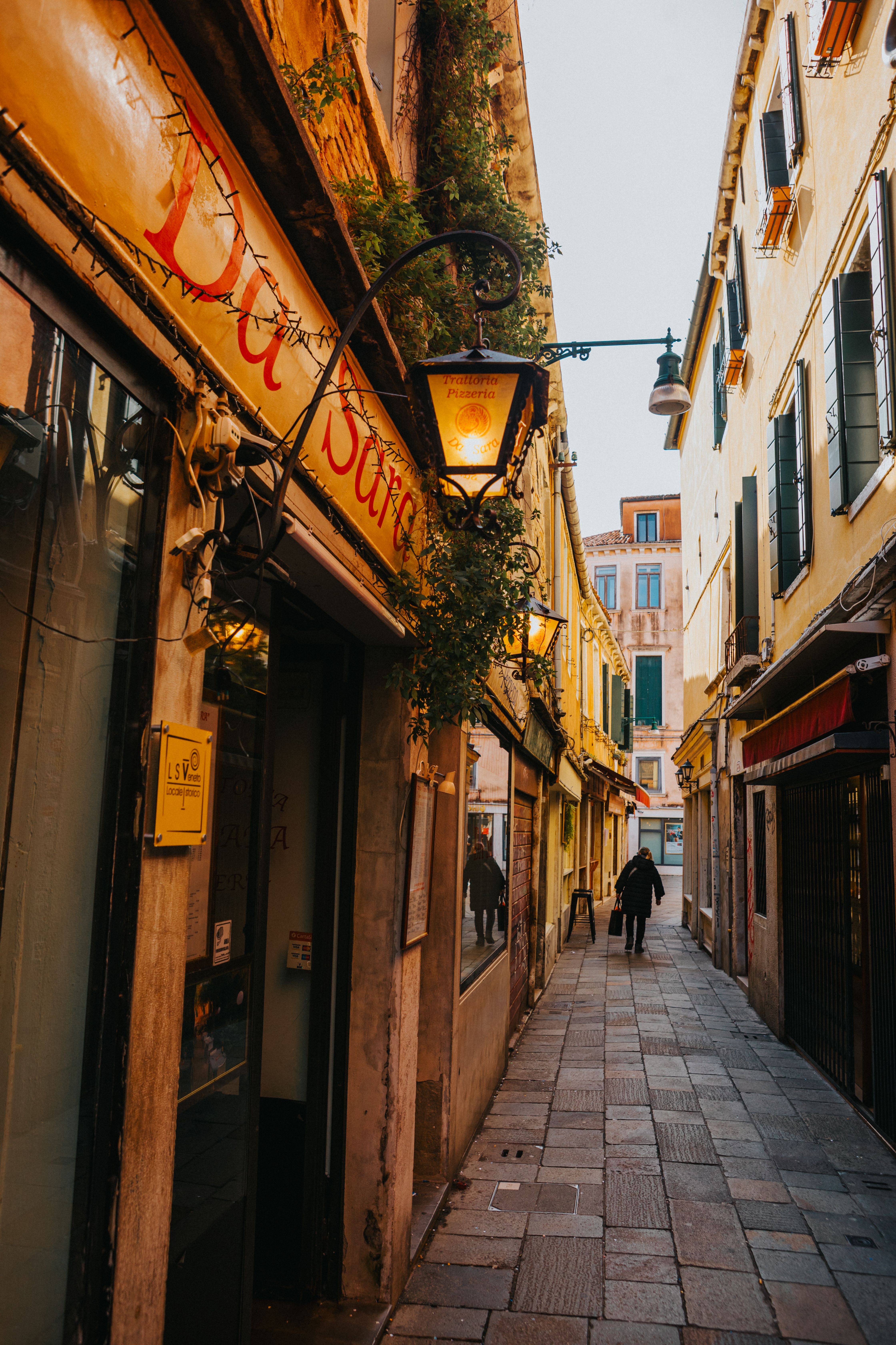 Charming Italian Alleyway with Vintage Lamp · Free Stock Photo