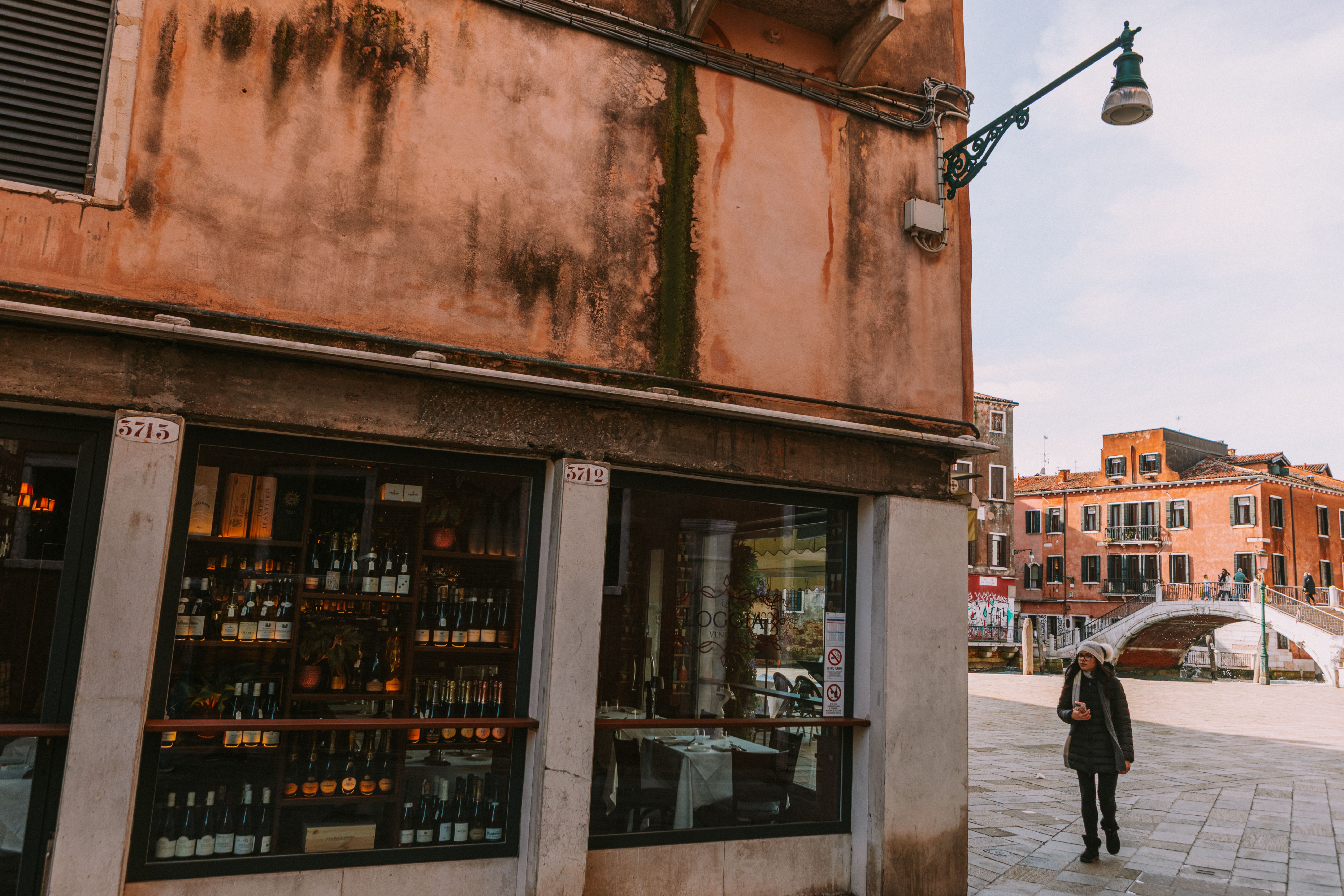 Charming Street View of Venice in Early Fall · Free Stock Photo