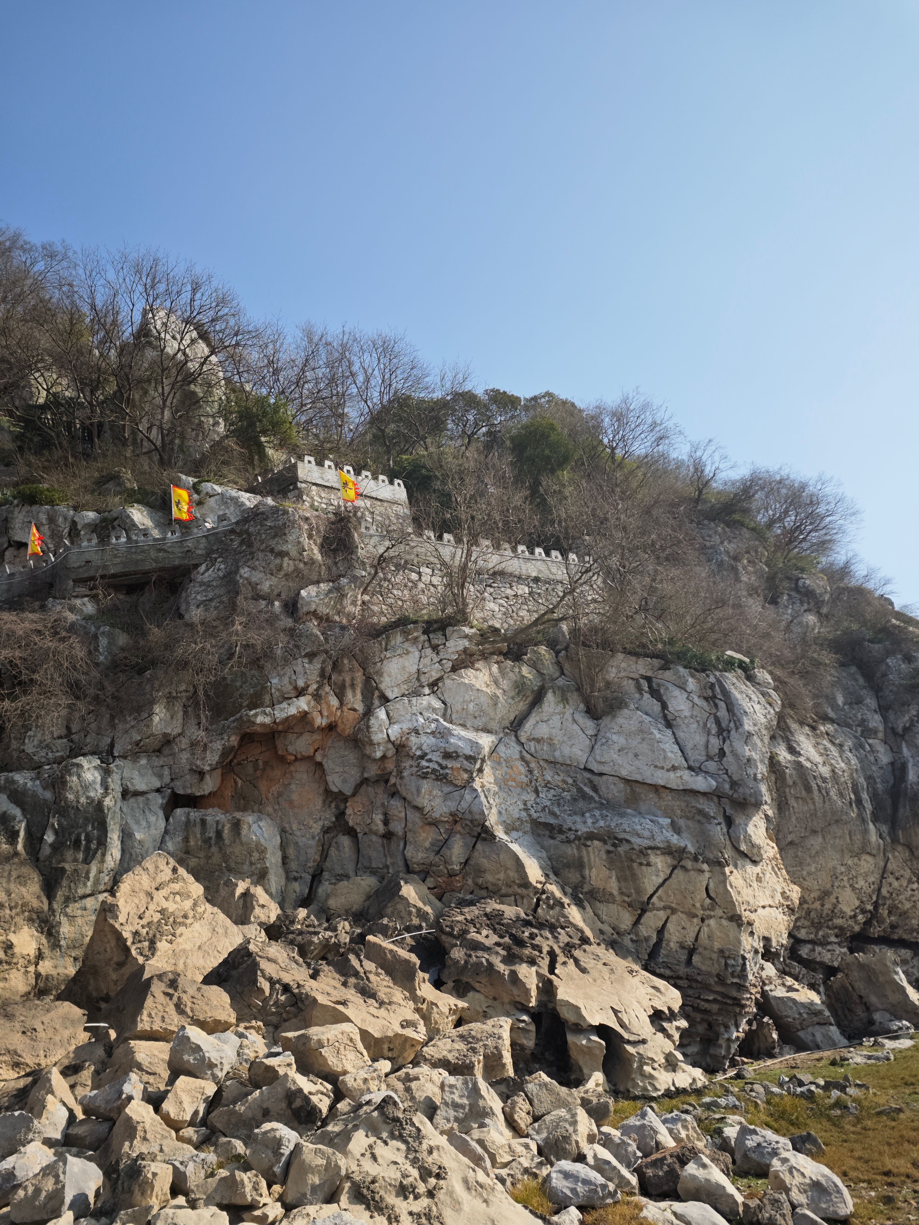 Ancient Chinese Wall on Rocky Cliff · Free Stock Photo