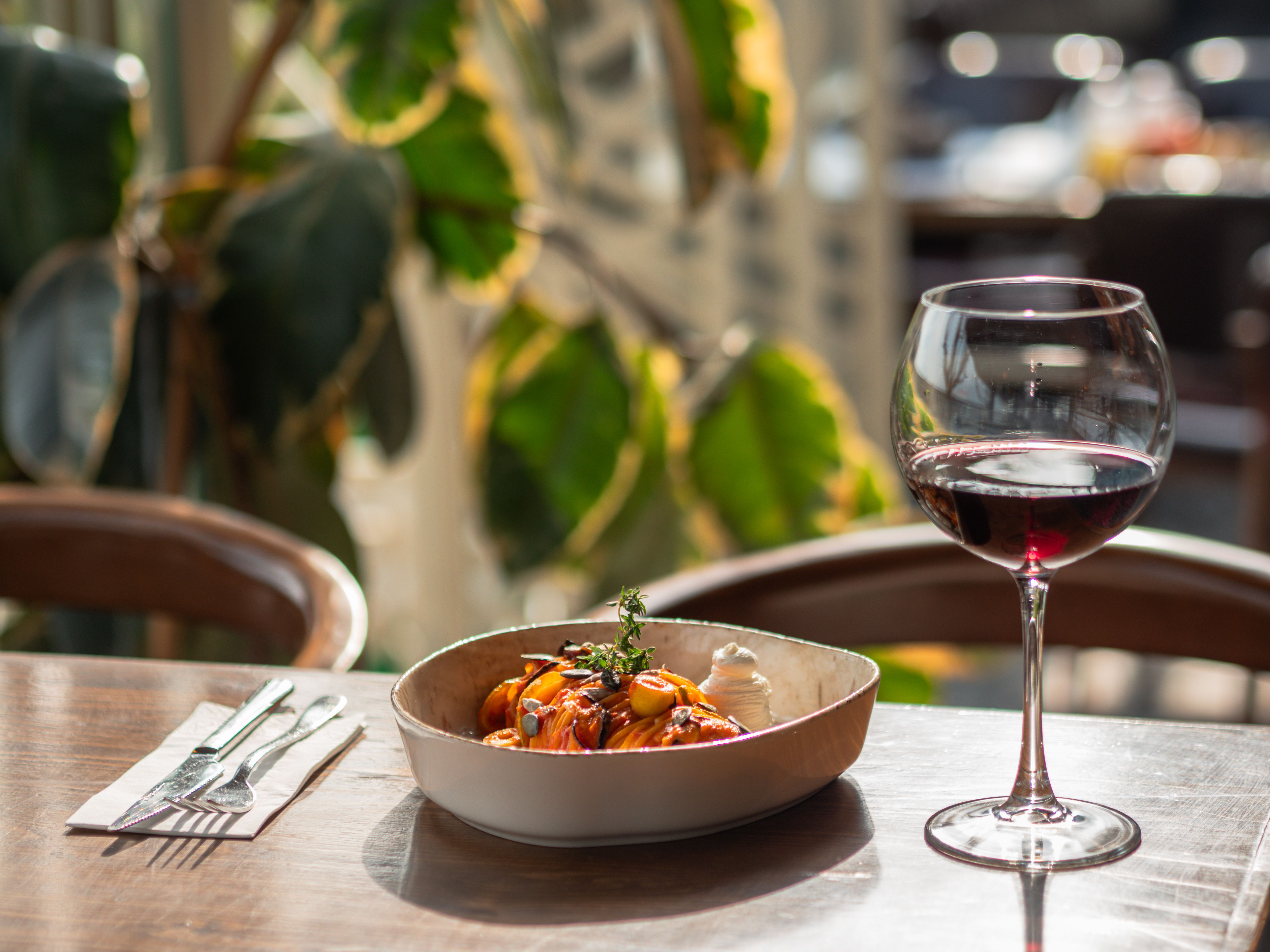 Elegant Al Fresco Dining with Red Wine and Pasta · Free Stock Photo