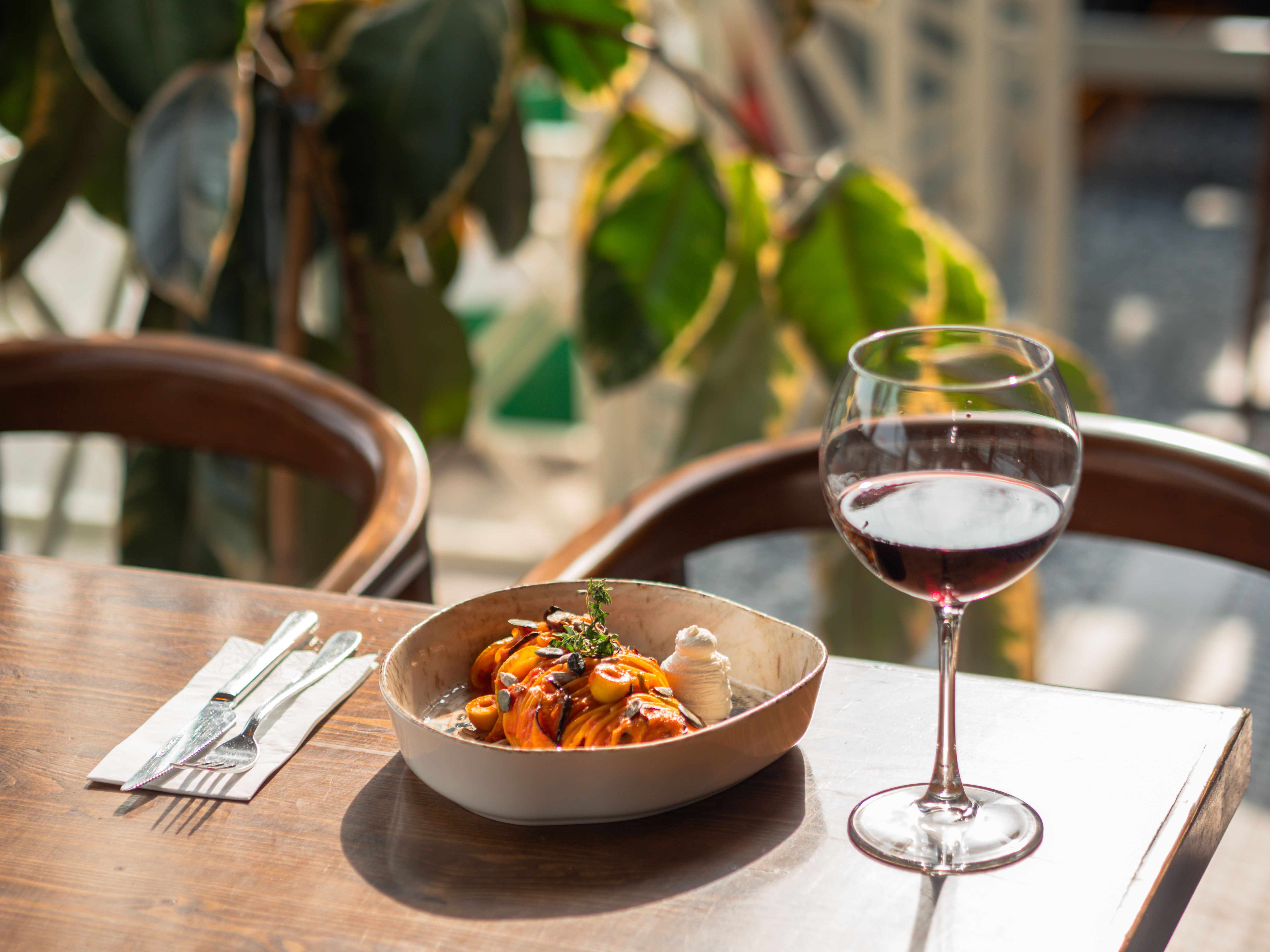 Al Fresco Dining with Pasta and Red Wine · Free Stock Photo