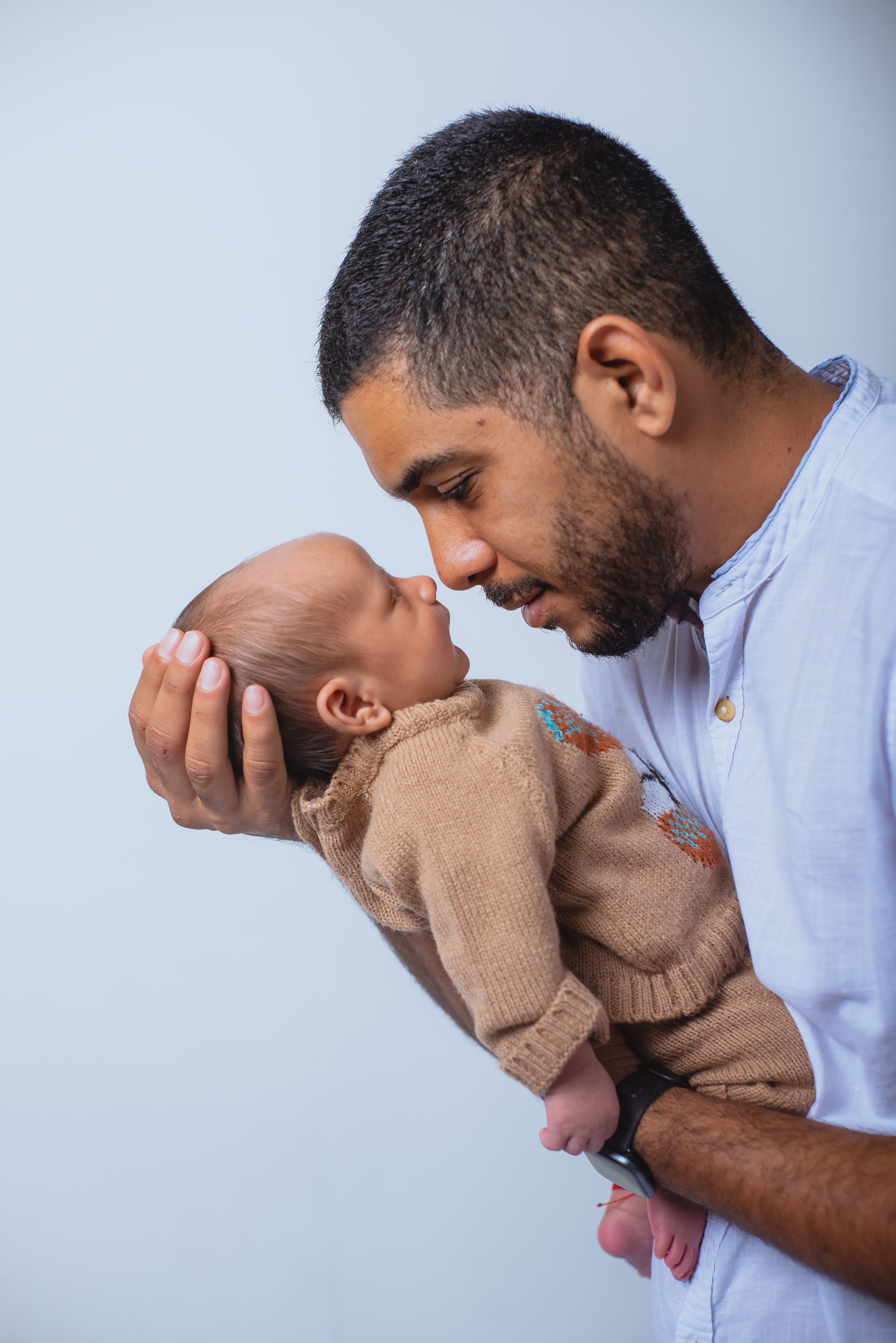 Tender moment between father and newborn baby · Free Stock Photo