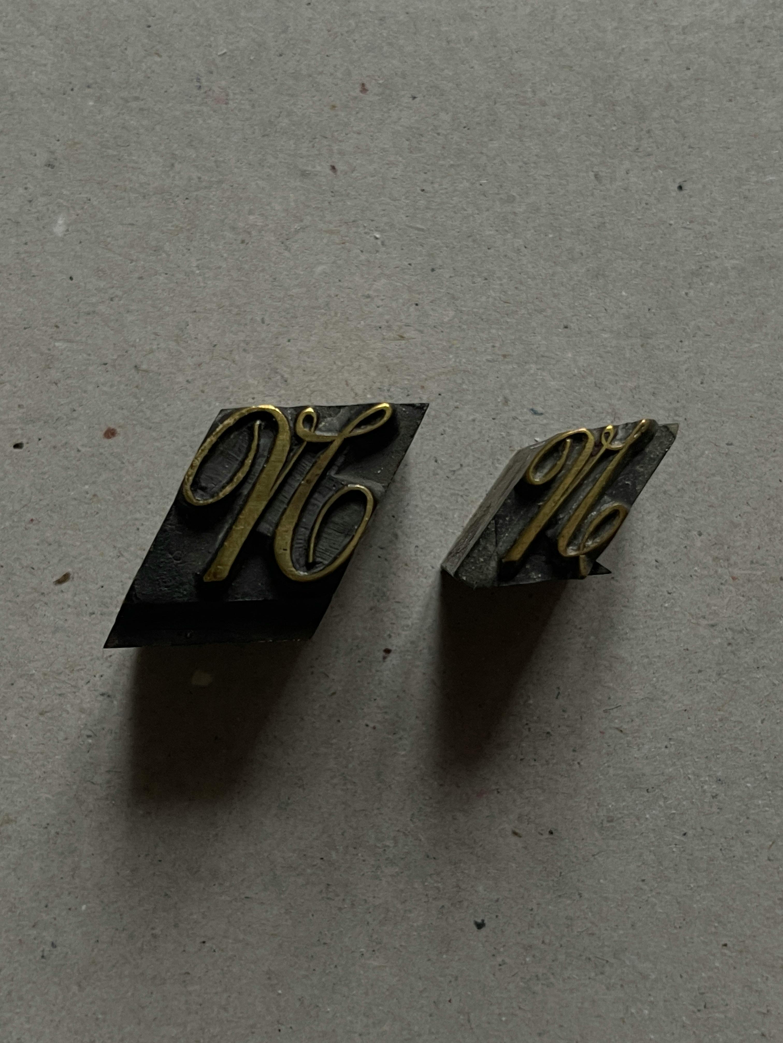 Huruf Cetak Logam Antik Dengan Angka 96 · Foto Stok Gratis