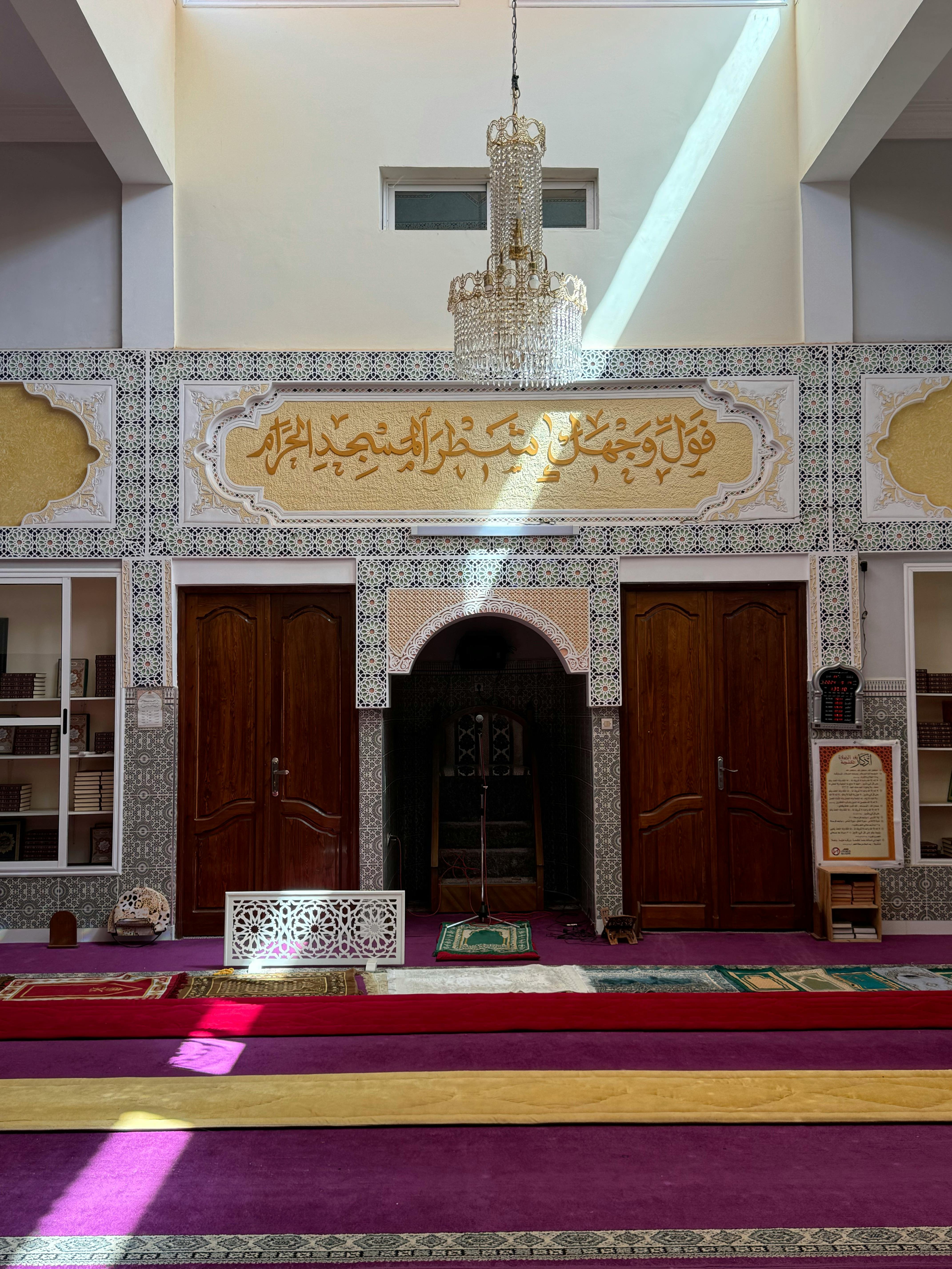 Elegant Interior of Moroccan Mosque · Free Stock Photo