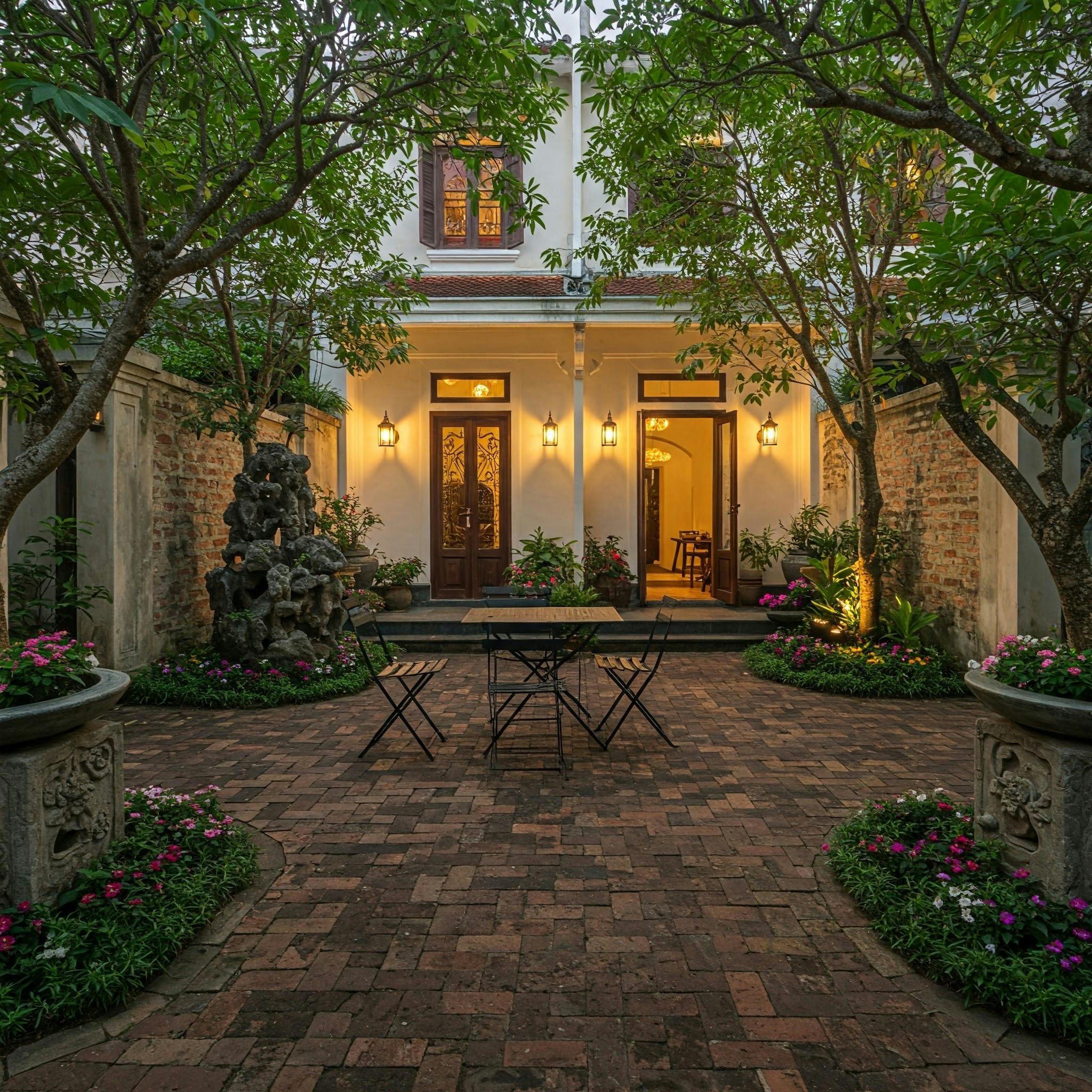 Elegant Courtyard with Evening Lighting Ambiance · Free Stock Photo