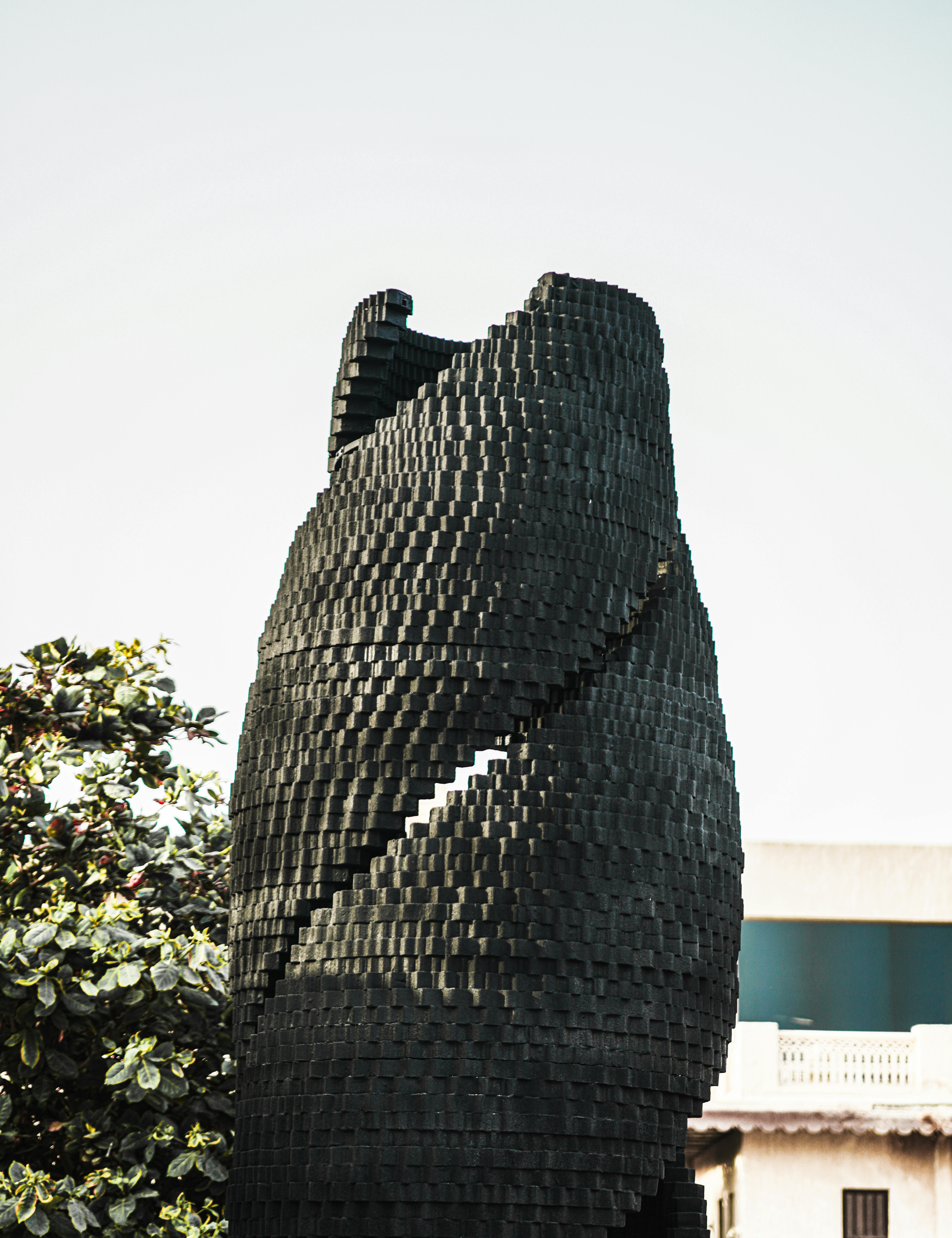 Patung Modern Di Lanskap Perkotaan Dubai · Foto Stok Gratis