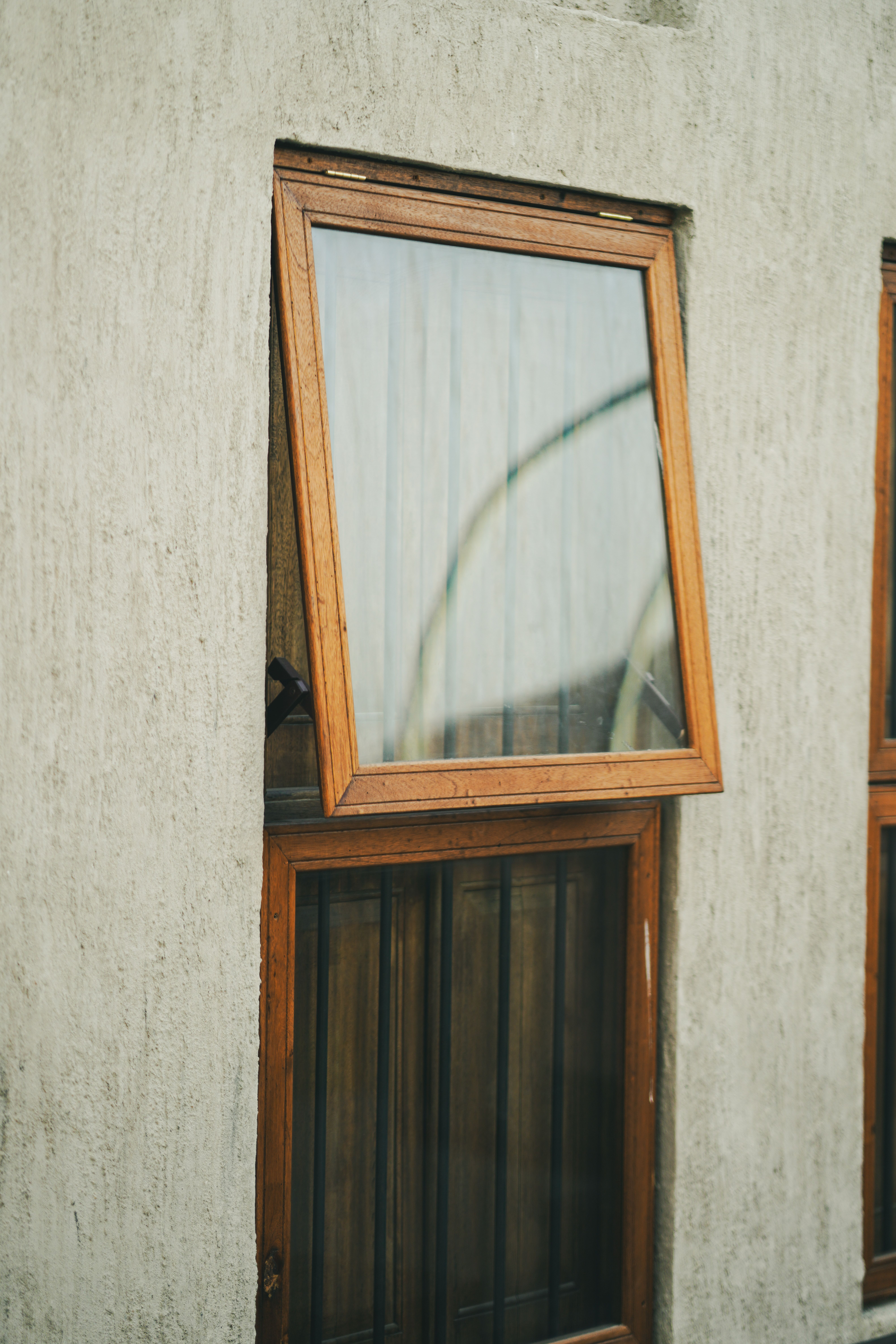Authentic Dubai Window Architecture Close-Up · Free Stock Photo