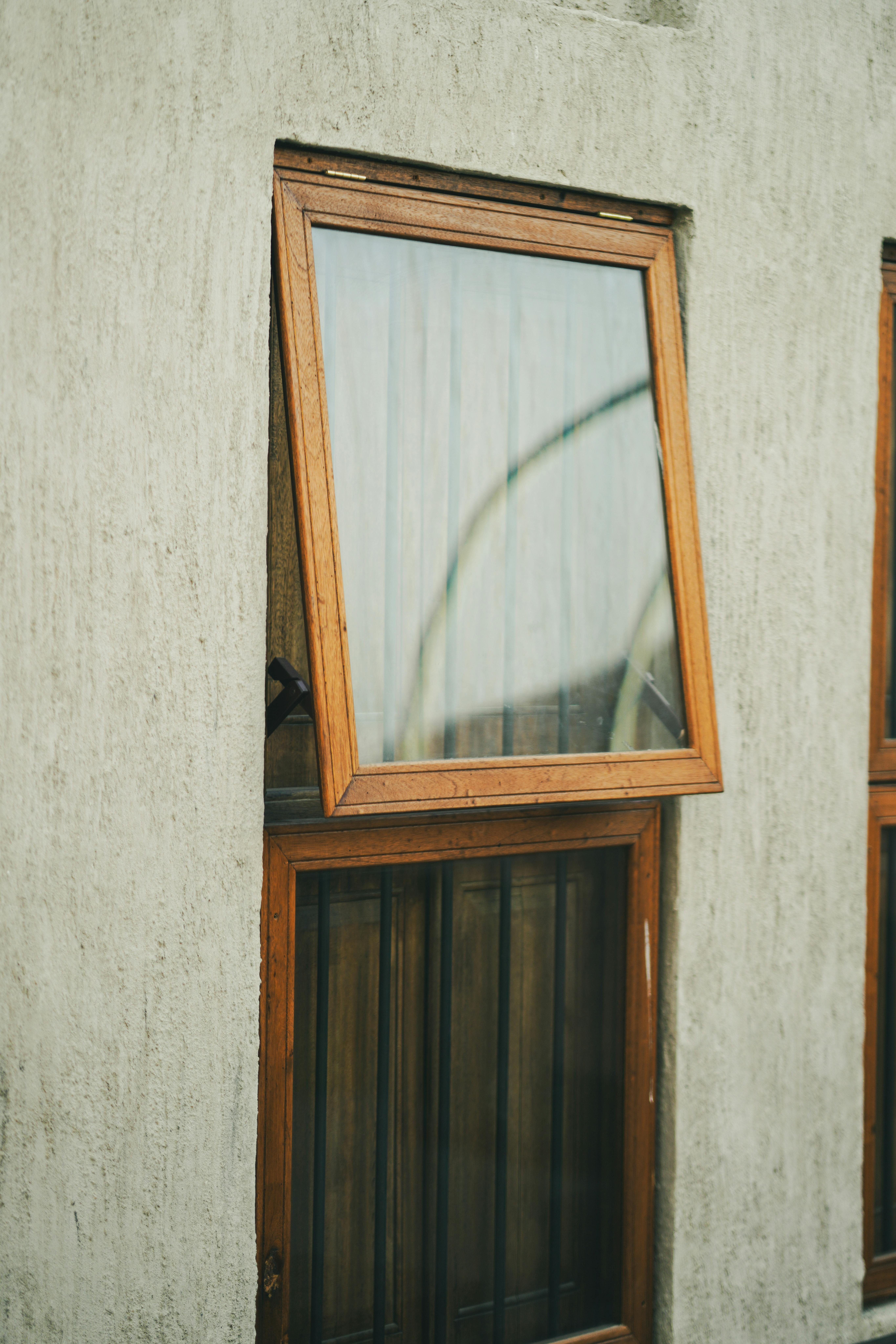 Authentic Dubai Window Architecture Close-Up · Free Stock Photo