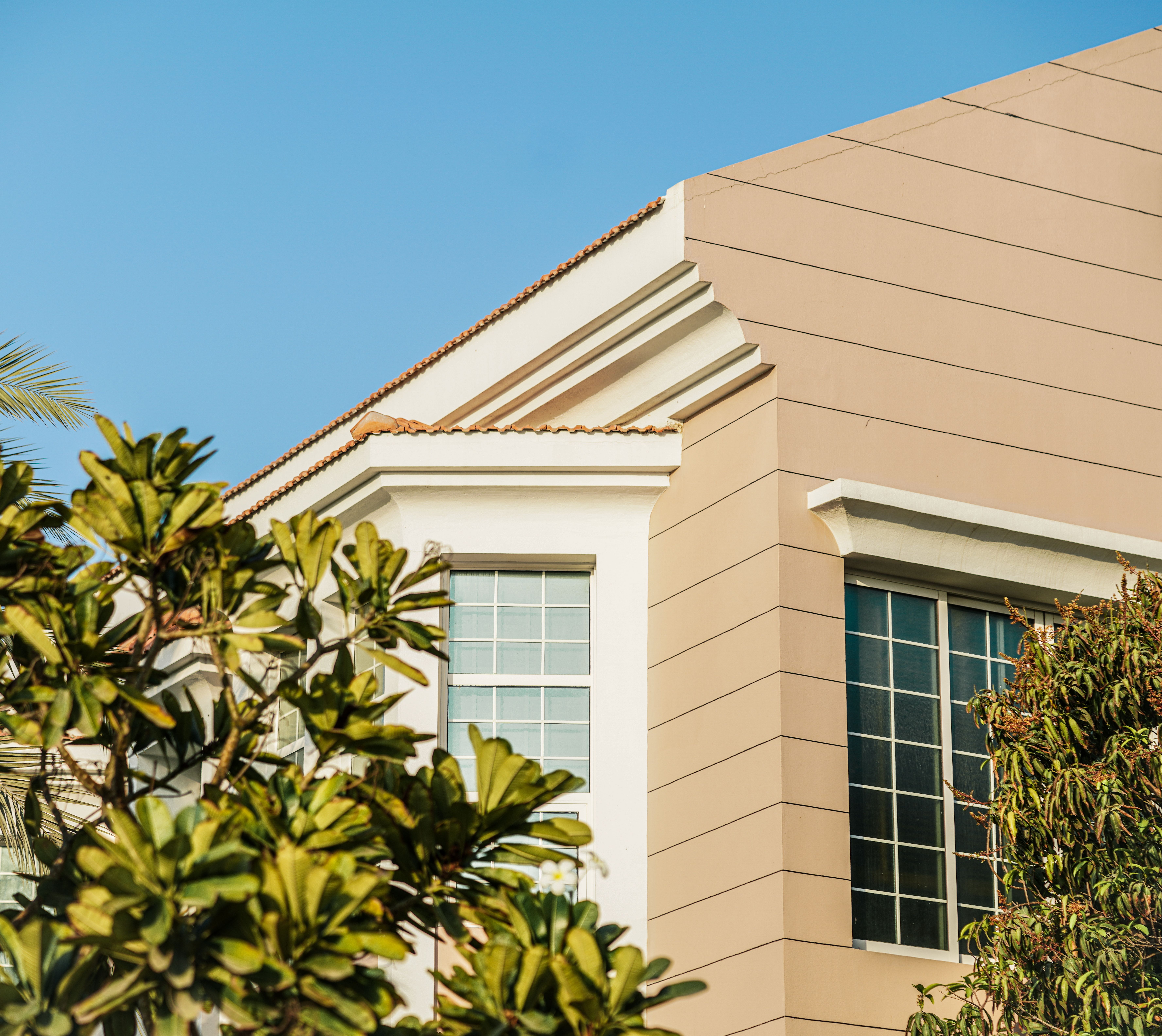 Modern Architectural Design in Dubai's Sunlight · Free Stock Photo