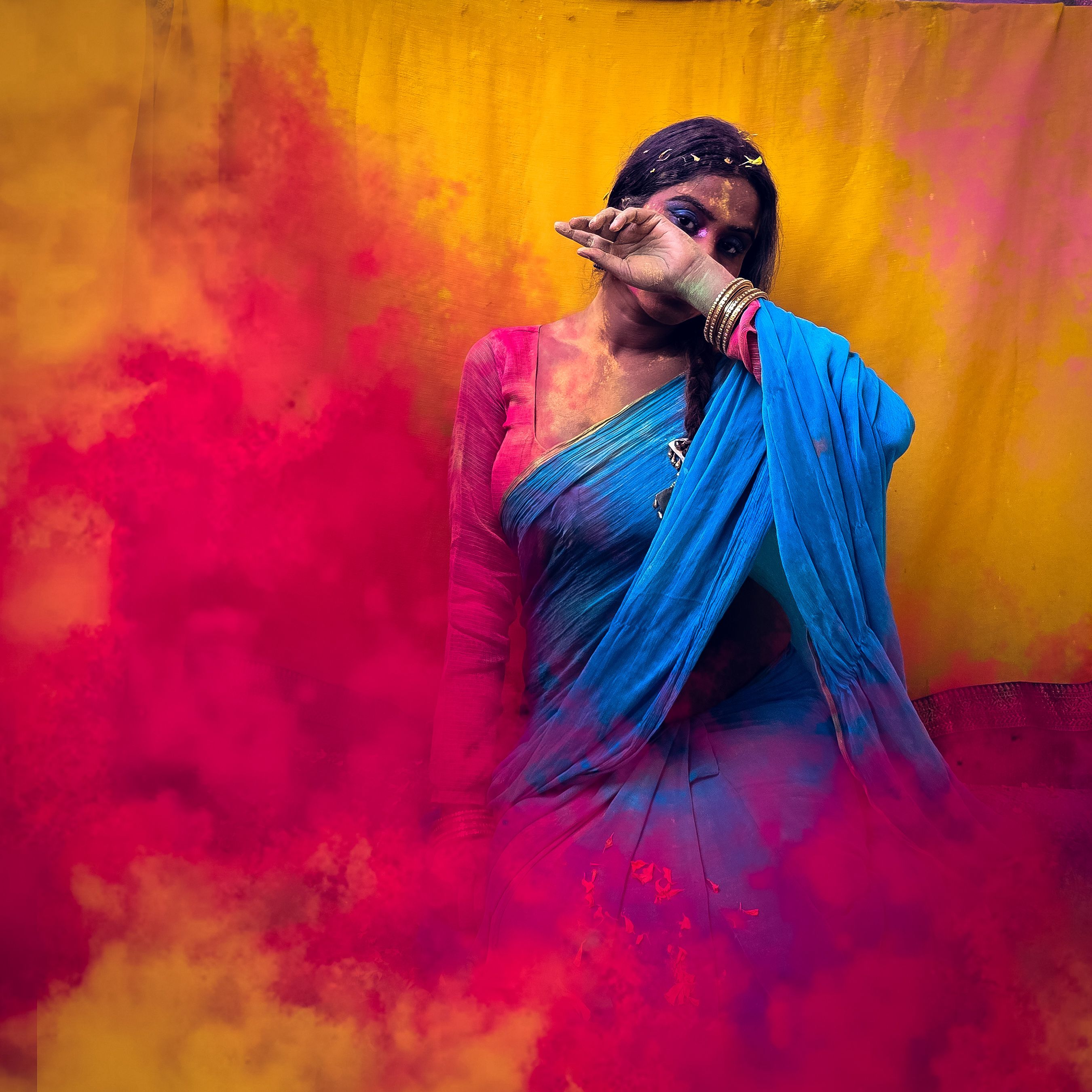 Mulher Indiana Em Sari Tradicional Brincando Com As Cores Do Holi ...