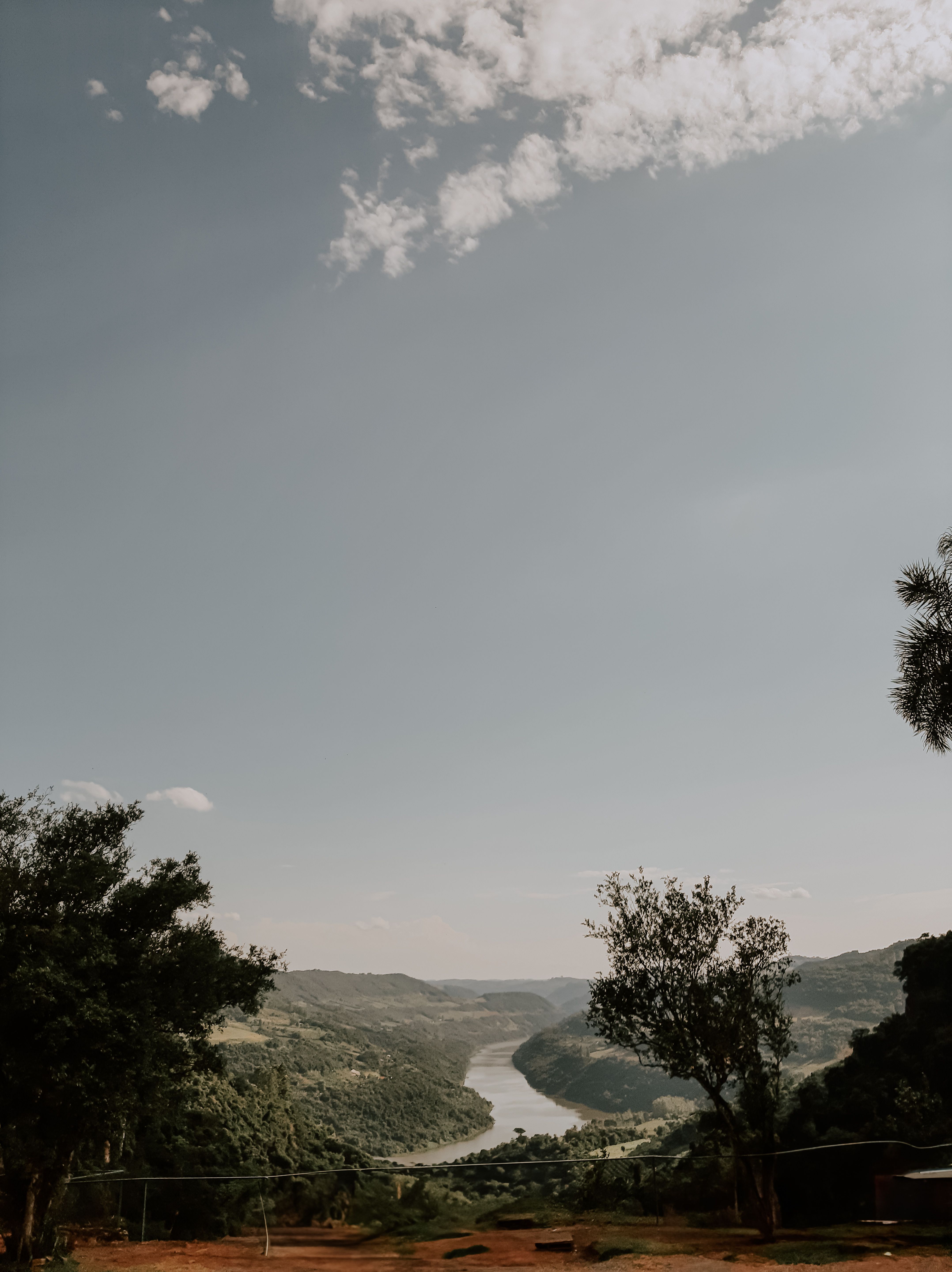 Vista Panorámica Del Río Con Exuberantes Colinas Y árboles · Foto de ...