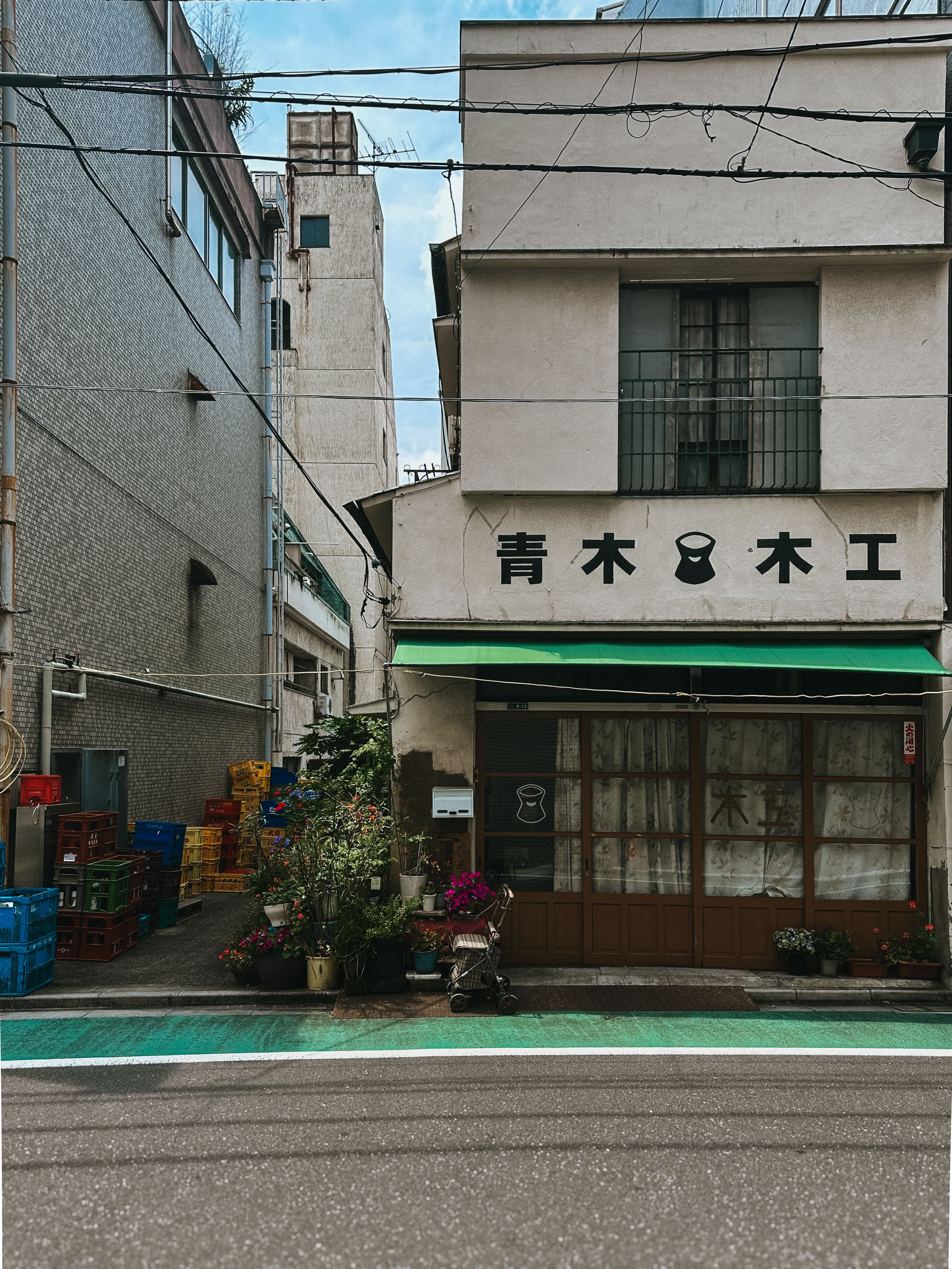 Charming Street Scene in Tokyo's Quiet Alley · Free Stock Photo