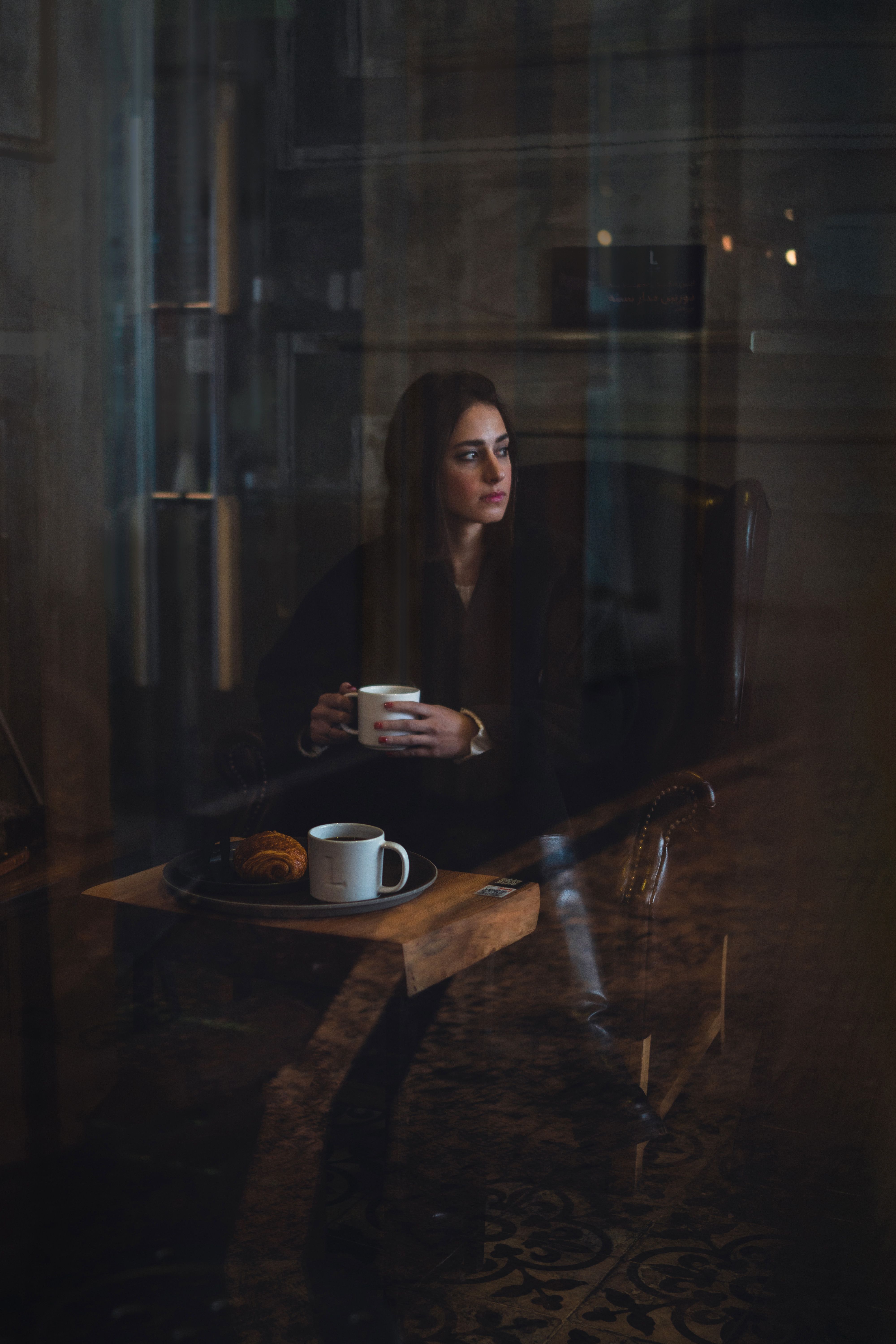 Moody Café Moment Med Kvinna Och Kaffe · Kostnadsfri bild