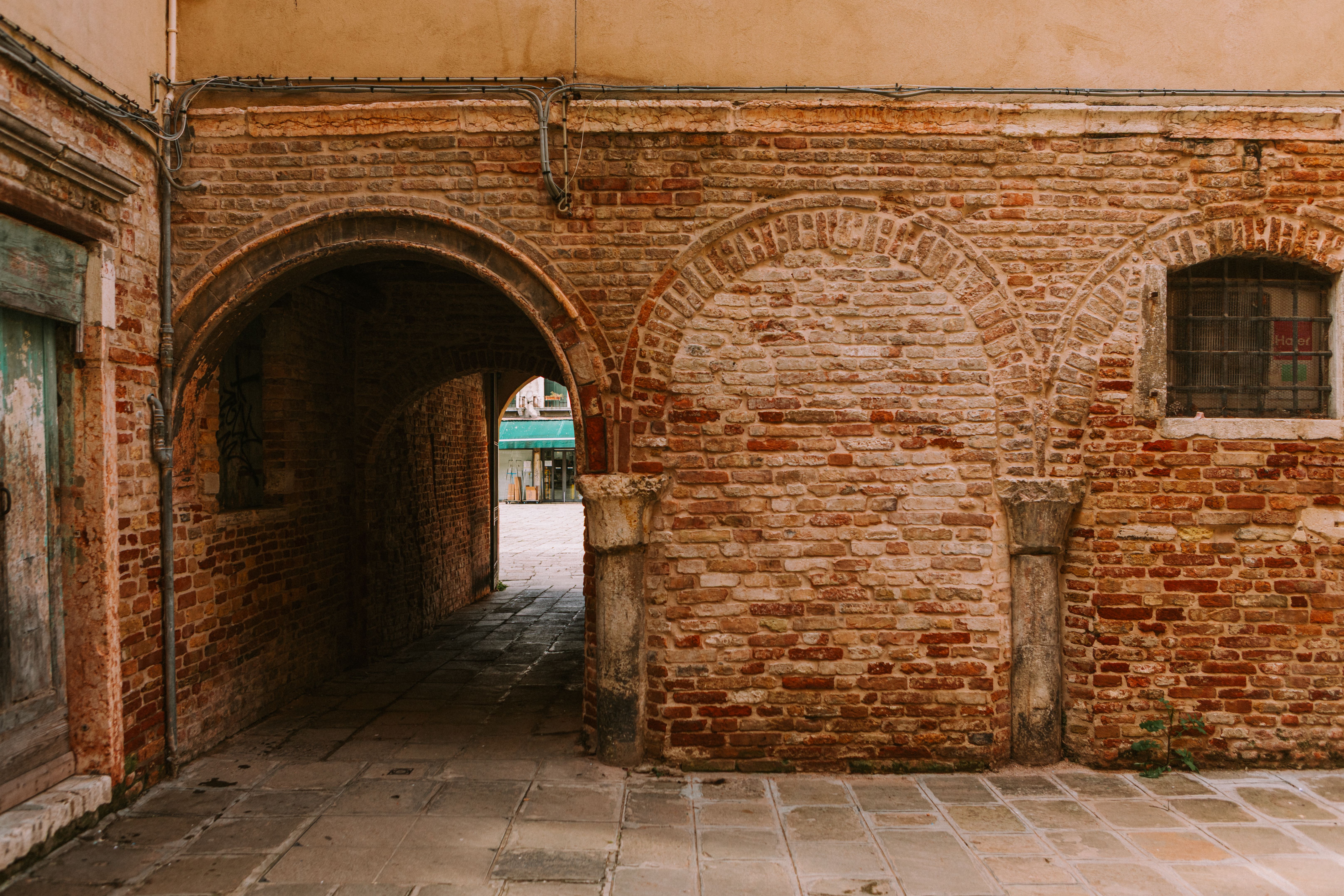 Historic Brick Archway in Venice Alley · Free Stock Photo