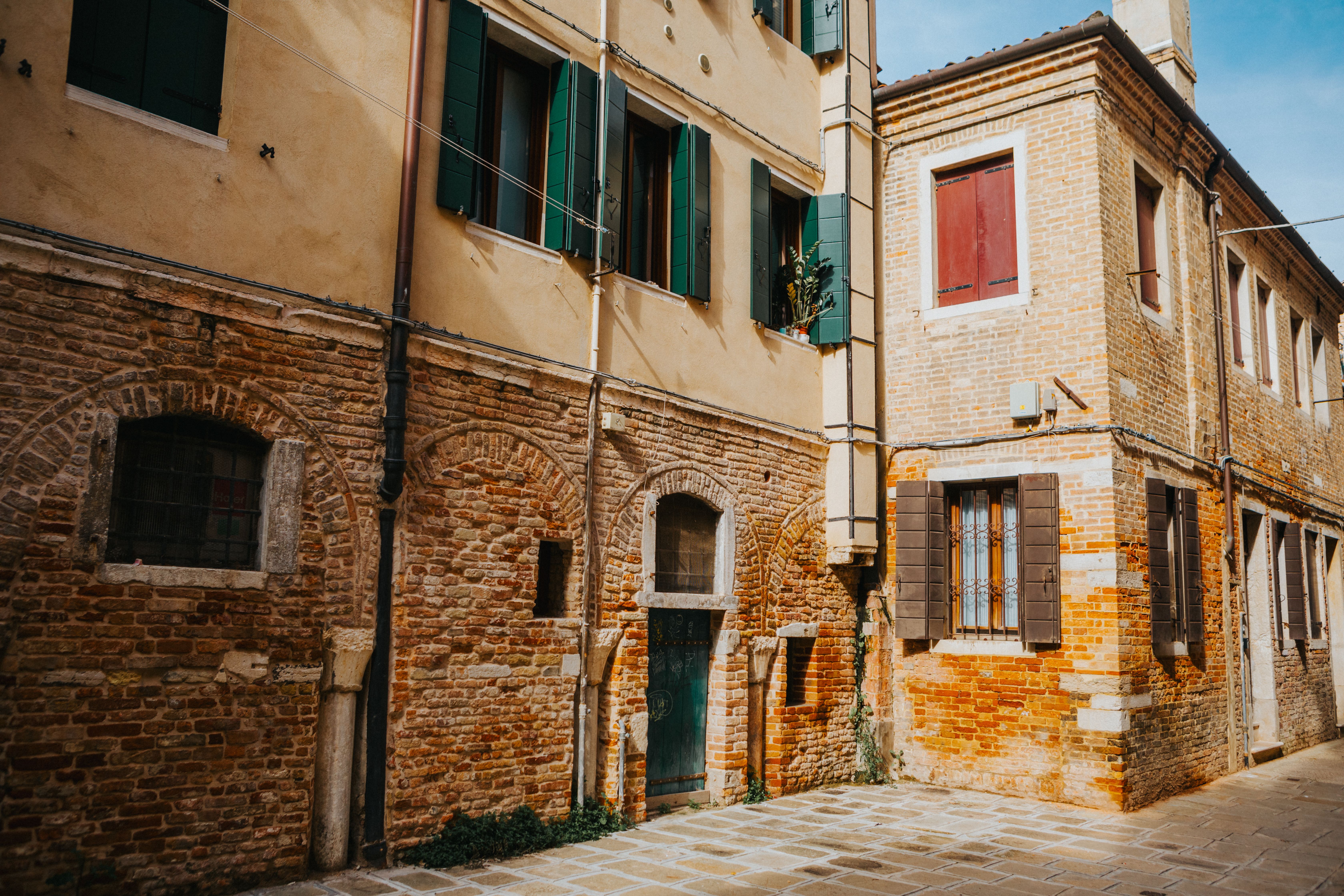 Picturesque Venetian Alley with Rustic Architecture · Free Stock Photo