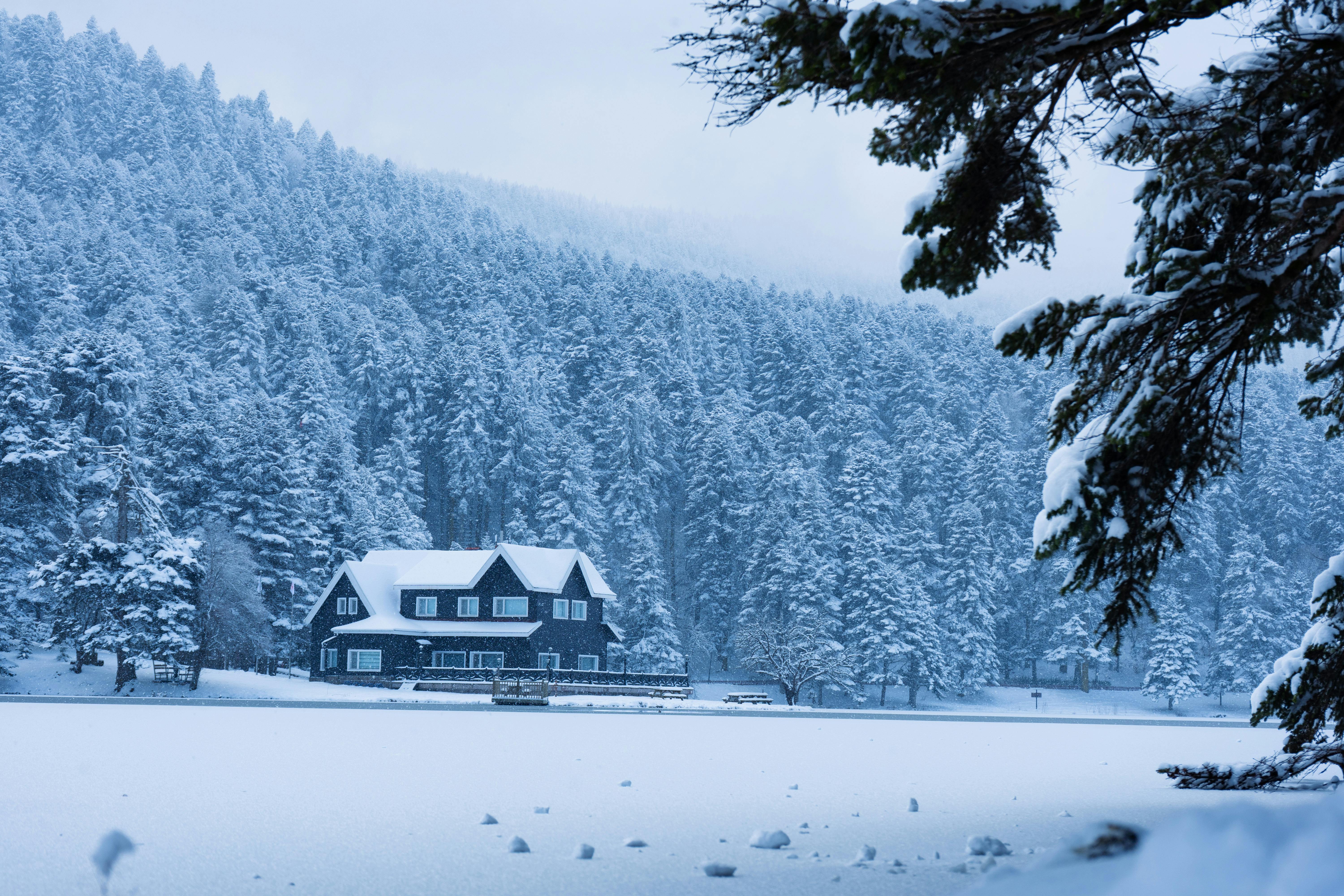 Picturesque Snowy Village in Mountain Landscape · Free Stock Photo