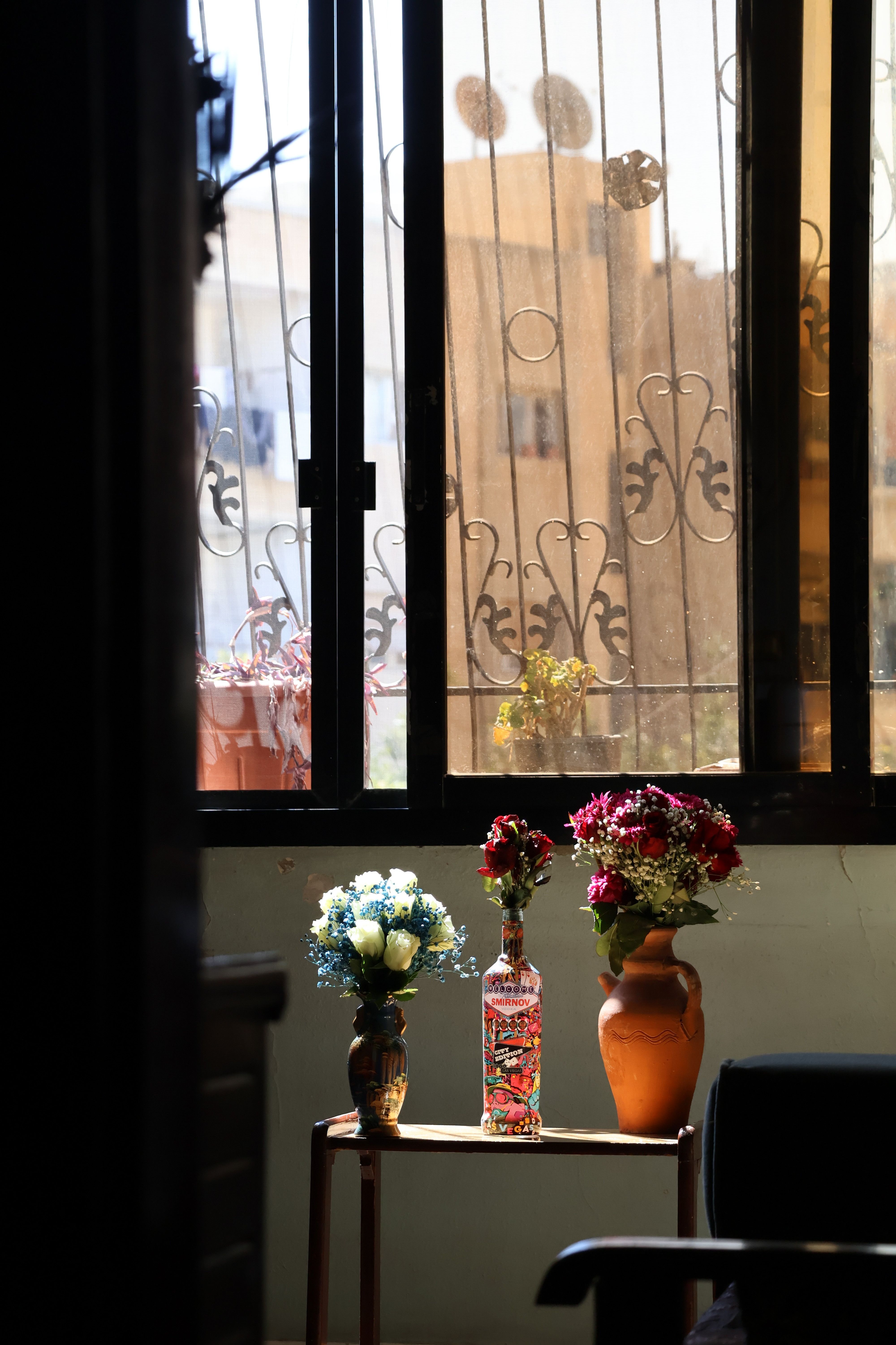 Cozy Indoor Still Life with Flower Vases · Free Stock Photo