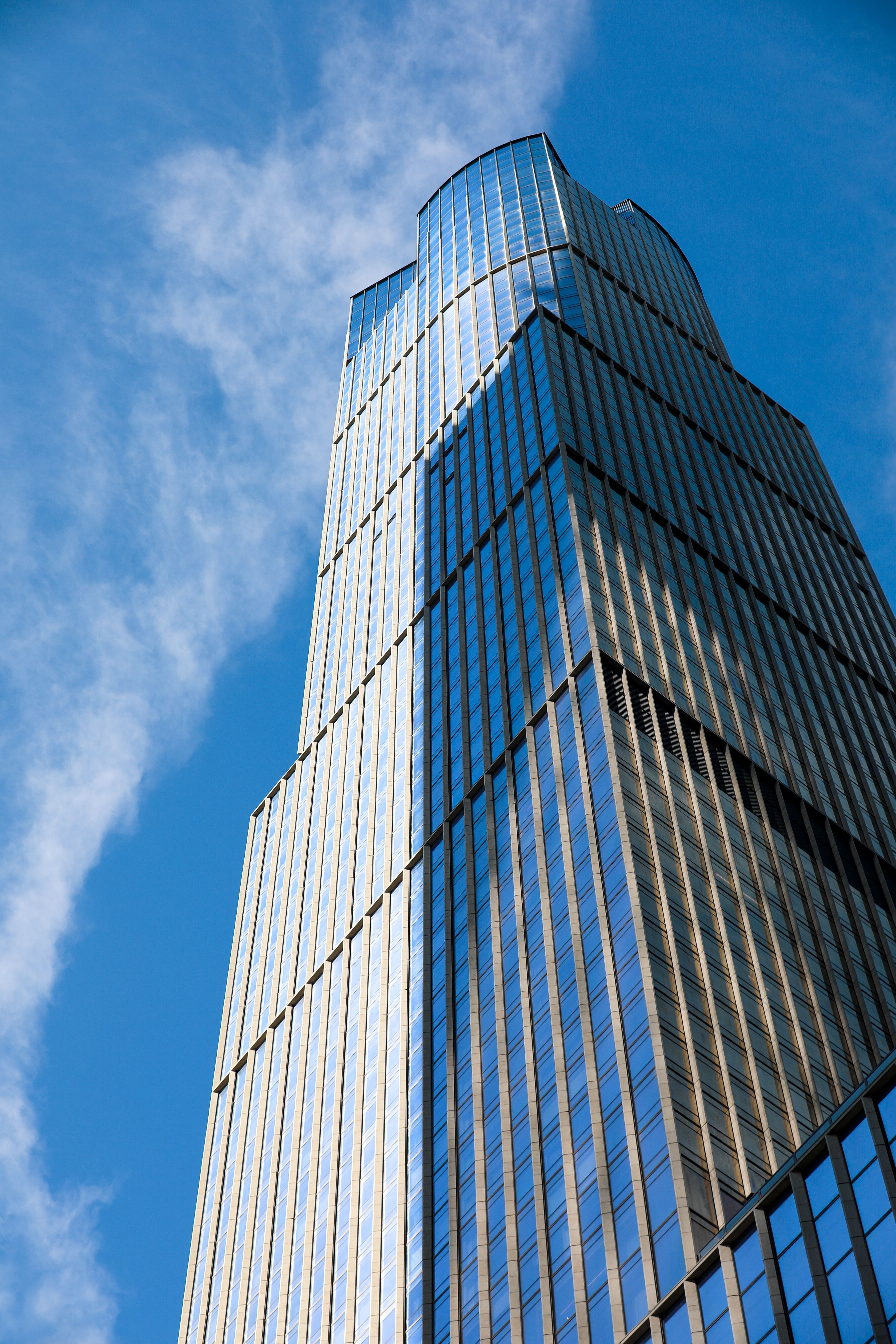 Modern Glass Skyscraper in New York City · Free Stock Photo