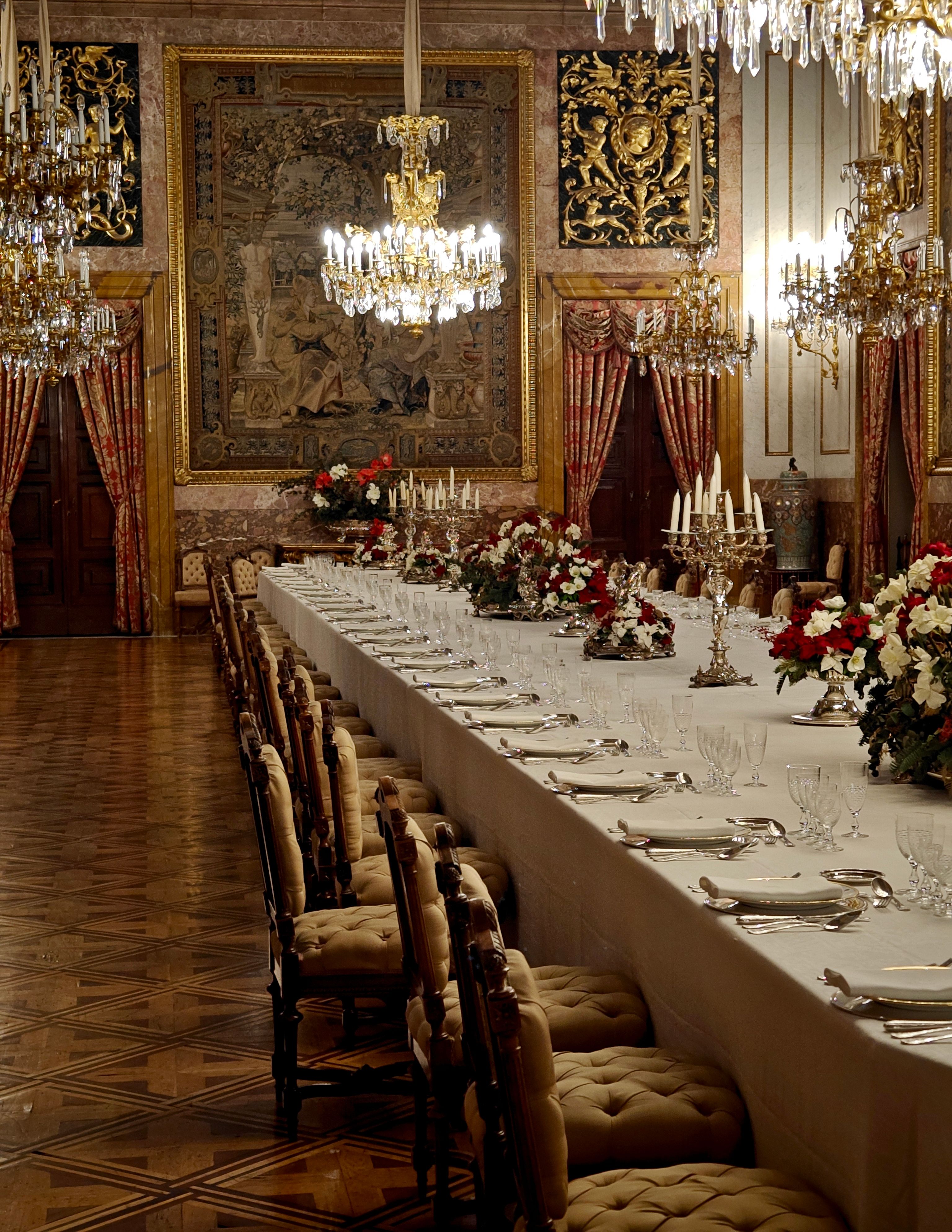 Opulento Salón De Banquetes Con Elegante Mesa · Foto de stock gratuita