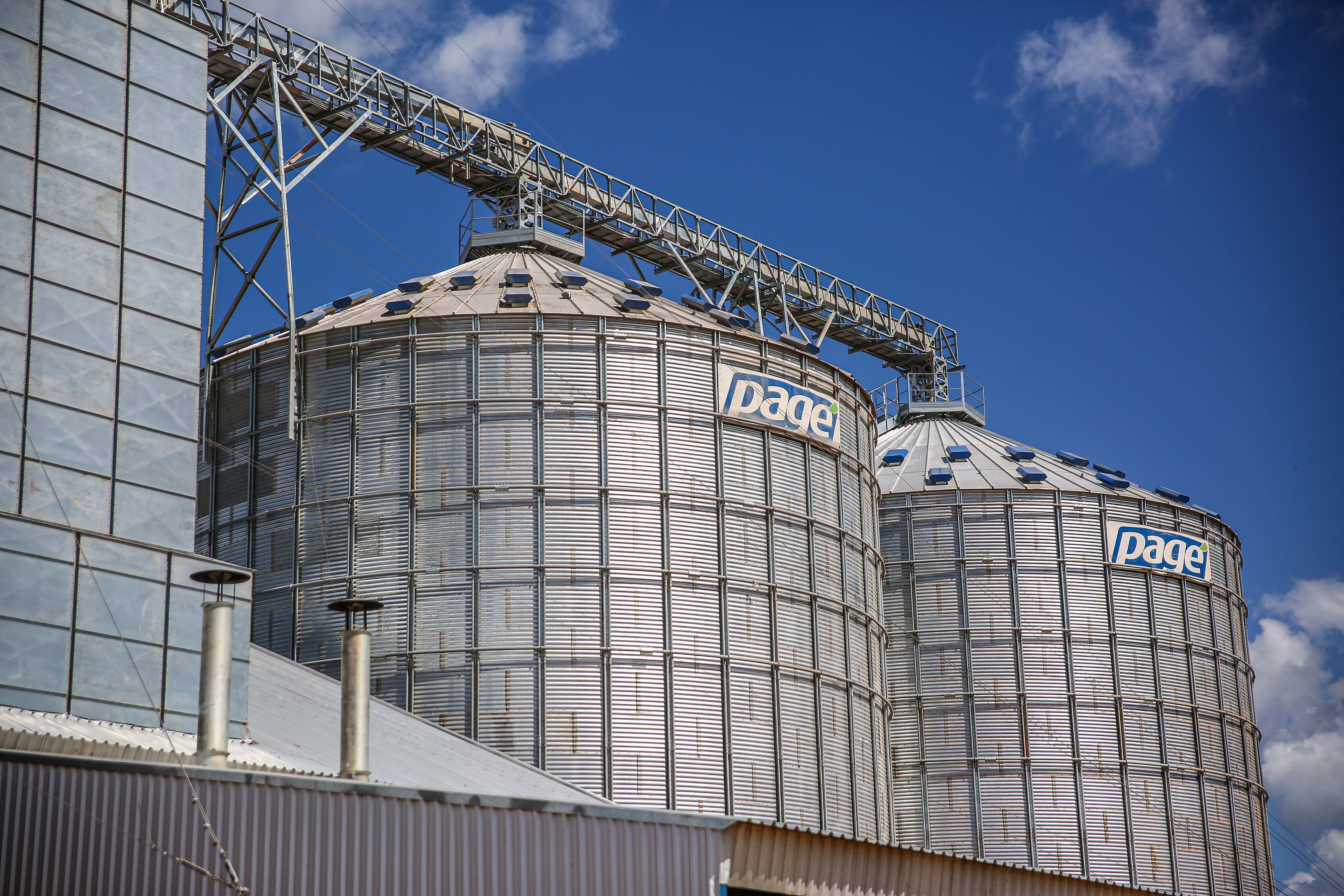Silo Para Armazenamento De Soja · Foto de stock gratuita