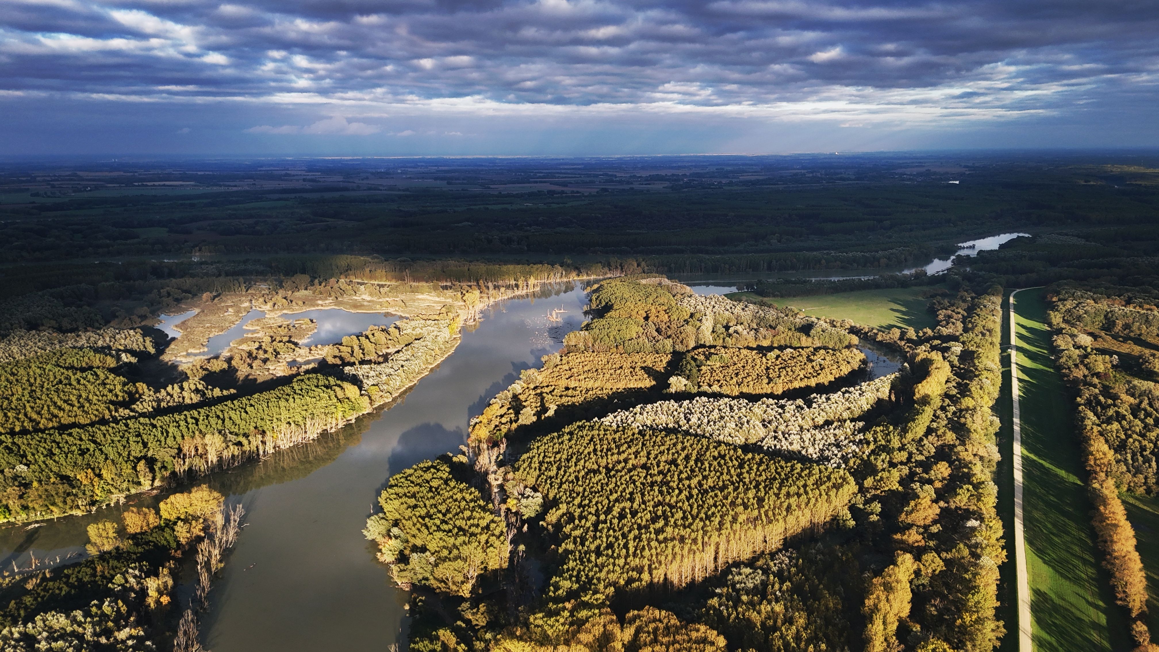 Vista Aérea Panorámica De La Curva Del Río Danubio En Hungría · Foto de ...