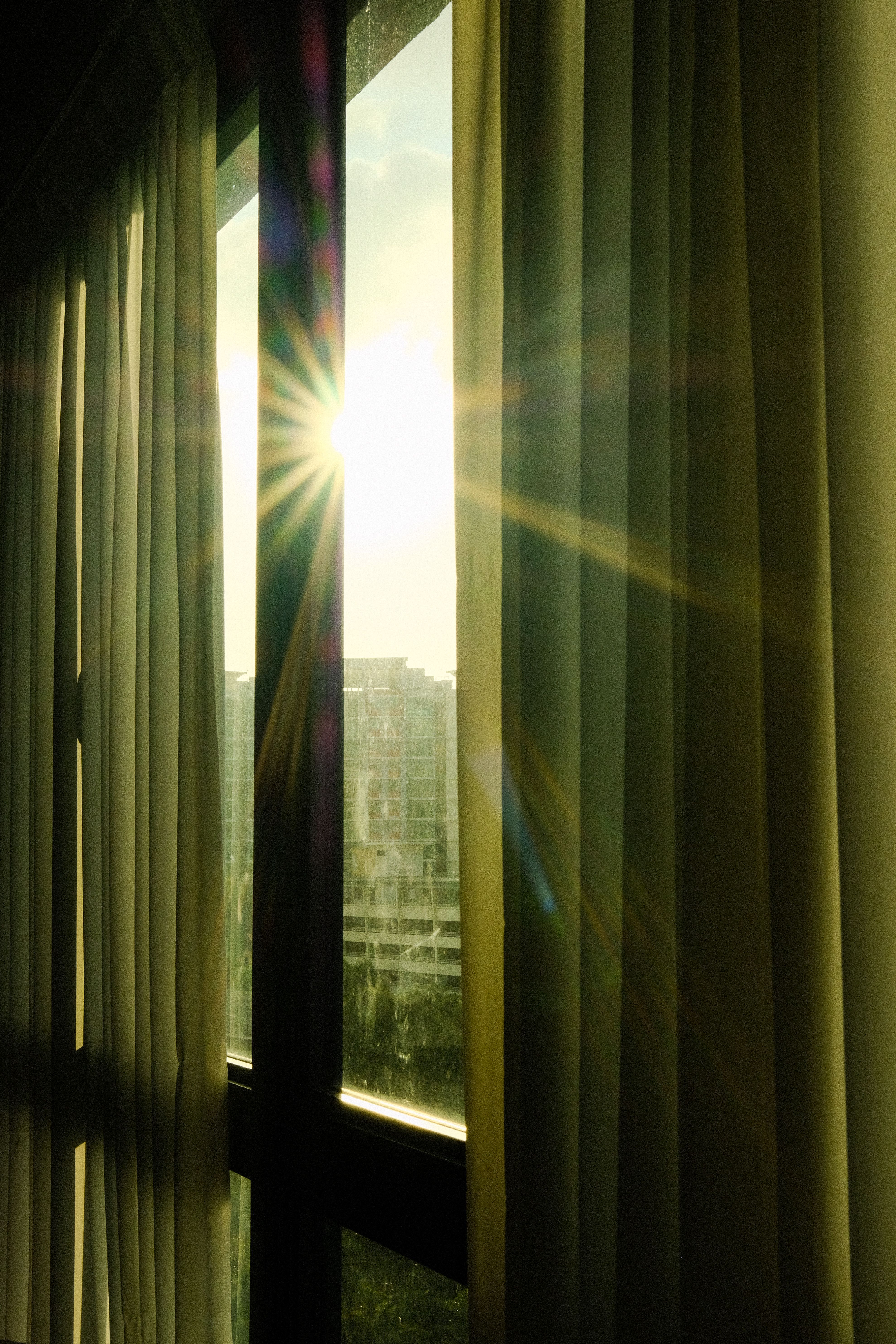 La Luz Del Sol Se Filtra A Través De Las Cortinas En Un Entorno Urbano ...