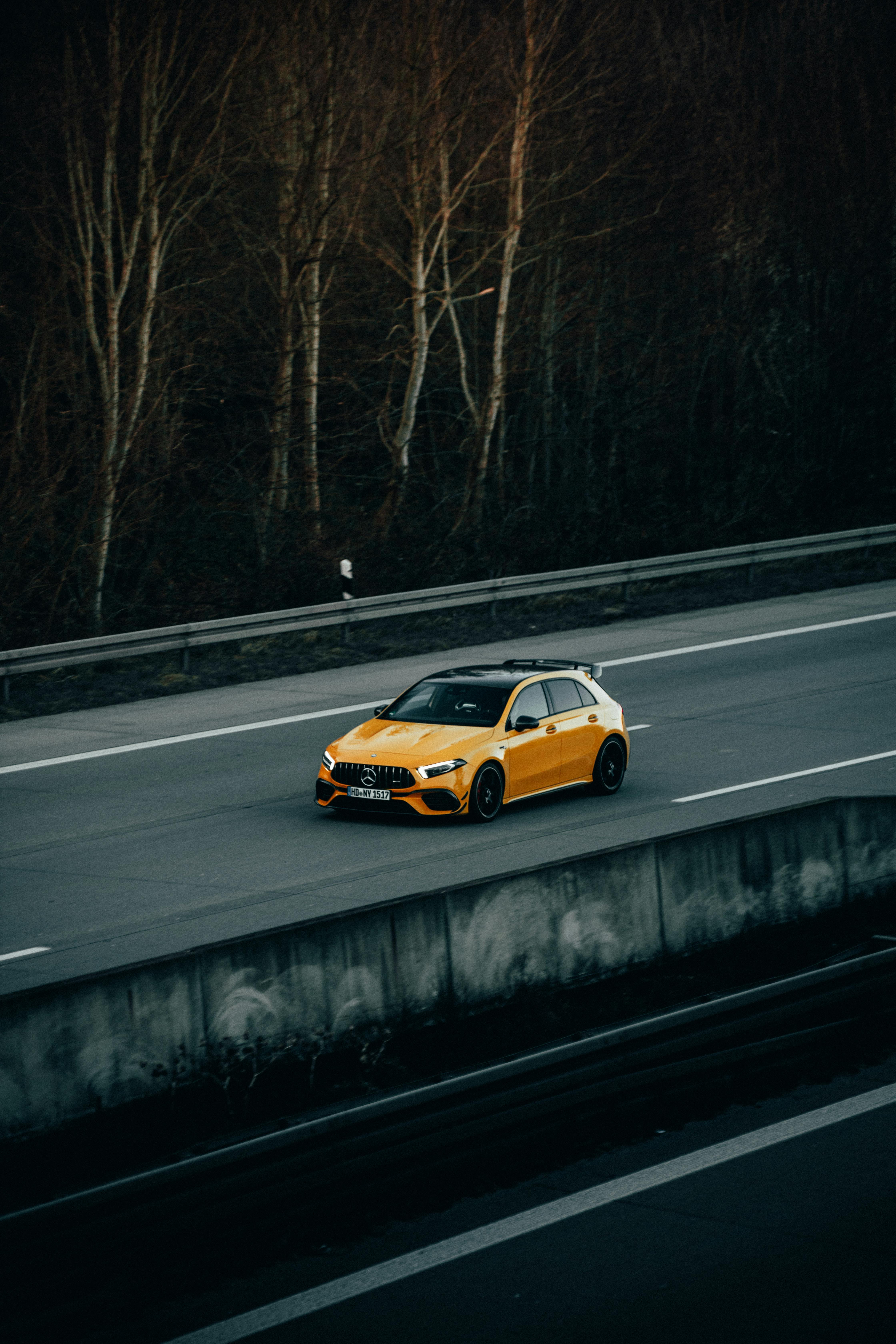 200.000+ melhores imagens de Yellow Benz Pig Images · Download 100% ...