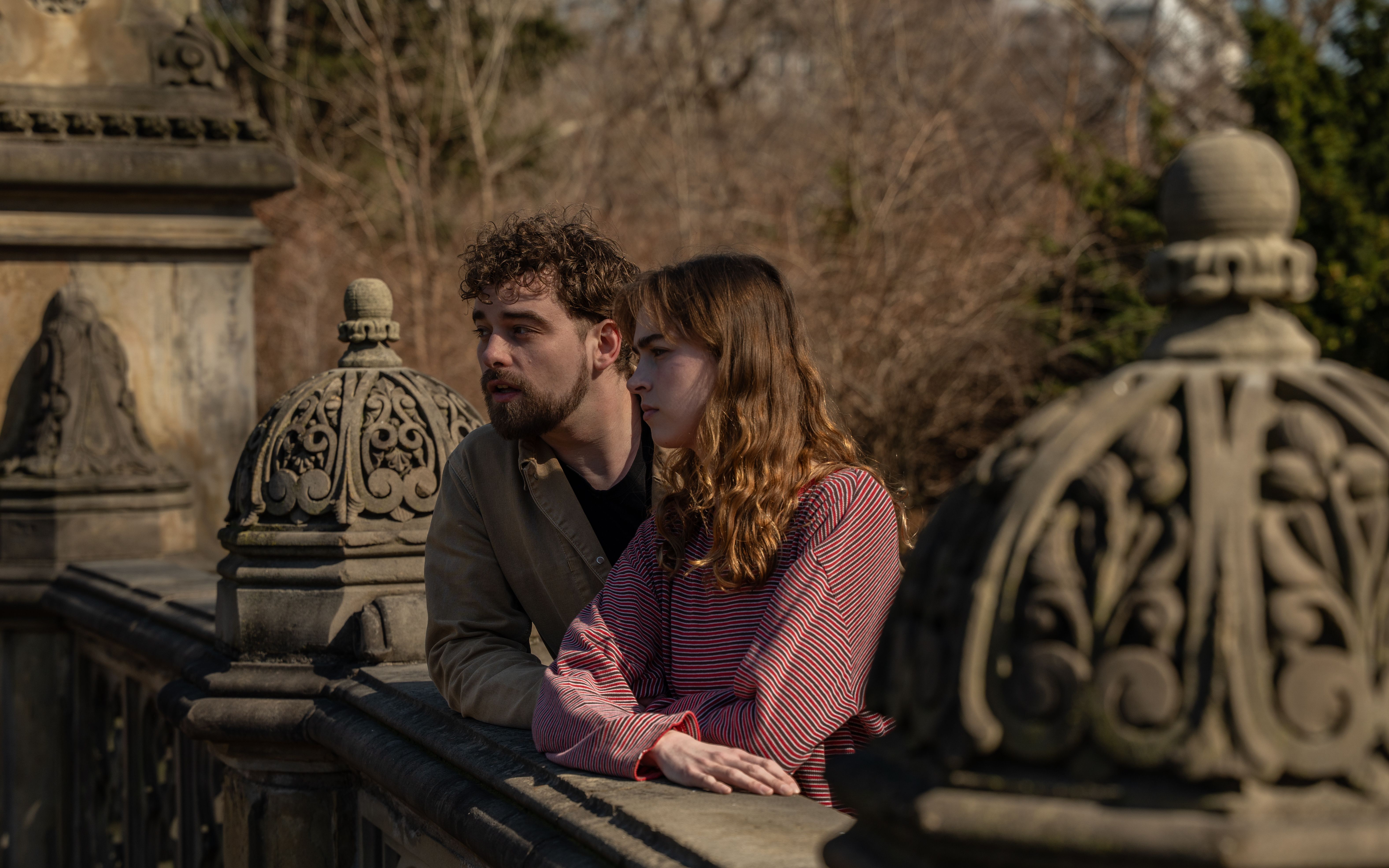 Romantic Couple on Central Park Bridge in NYC · Free Stock Photo