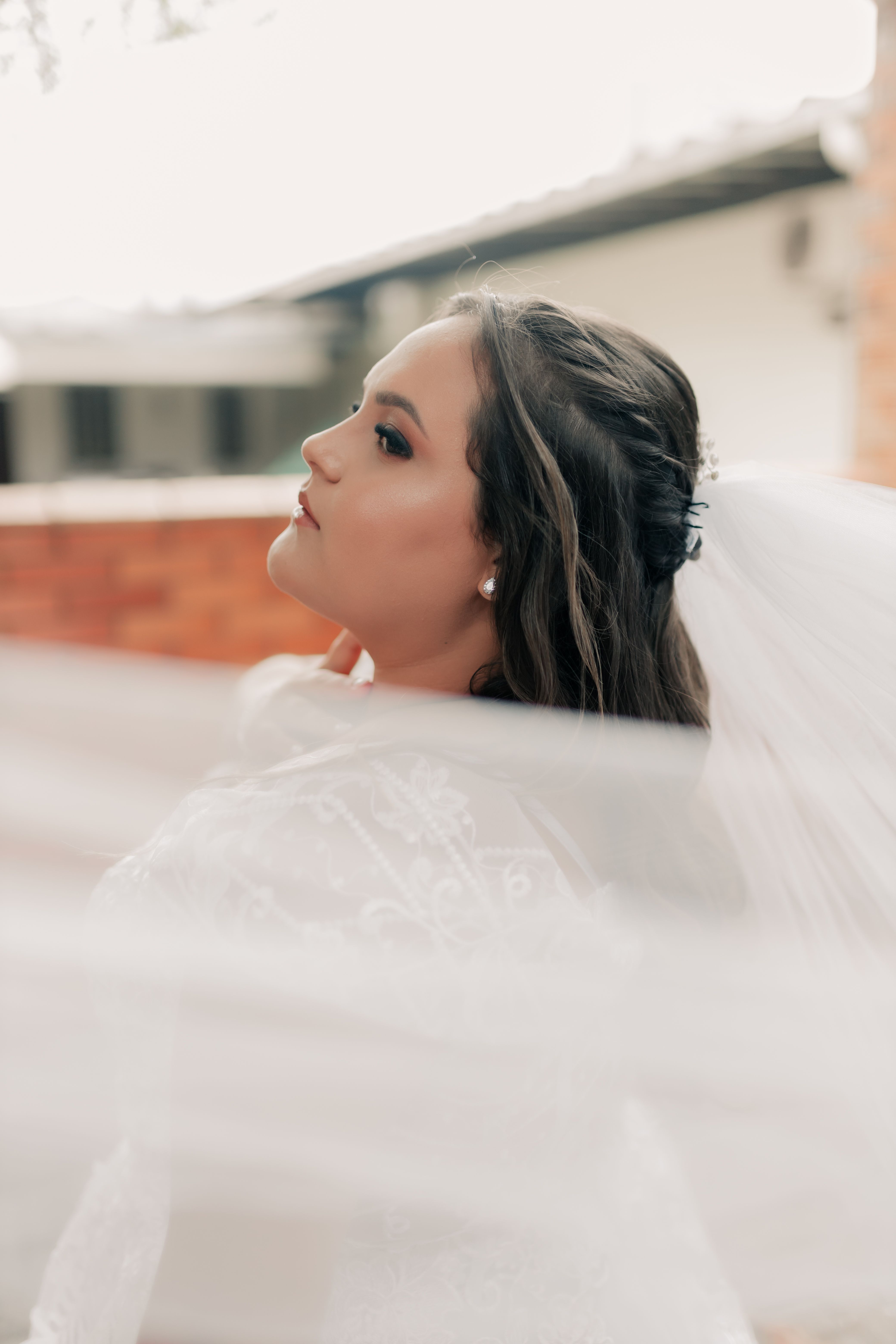 Elegante Retrato De Novia Con Velo Al Aire Libre · Foto de stock gratuita