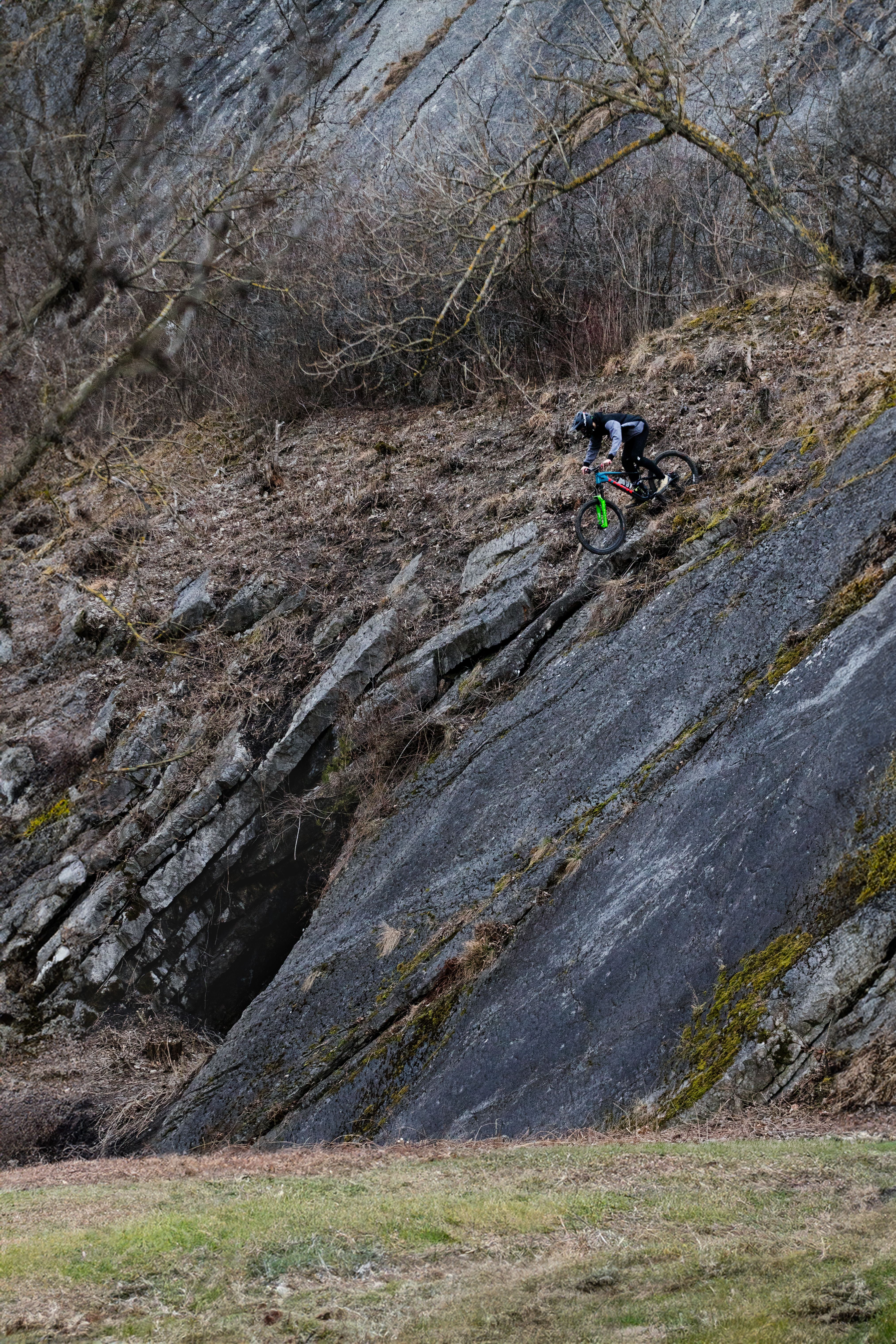 Thrilling Mountain Bike Descent on Rocky Slope · Free Stock Photo