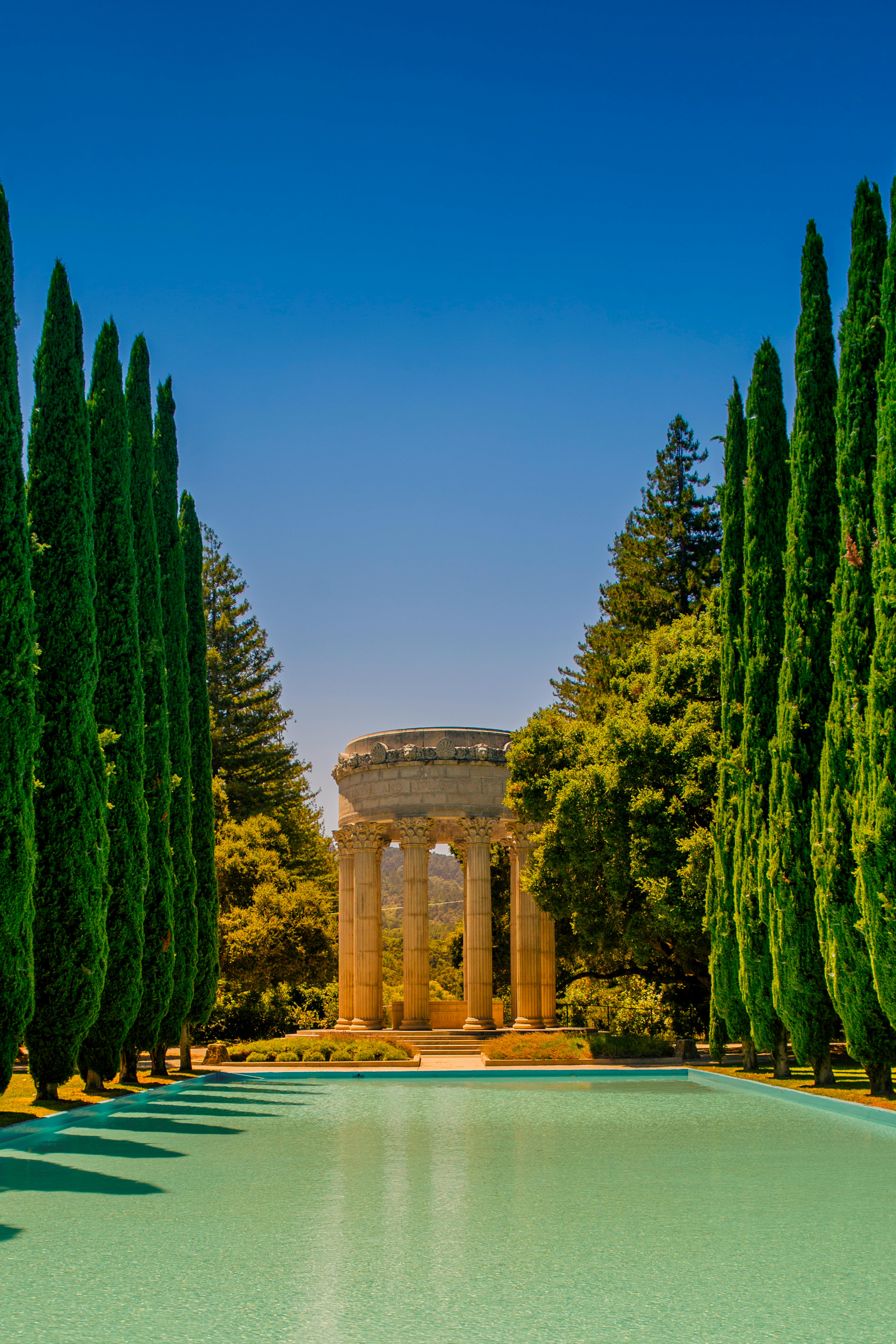 Pantulan Kuil Kolom Doric Di Redwood City · Foto Stok Gratis