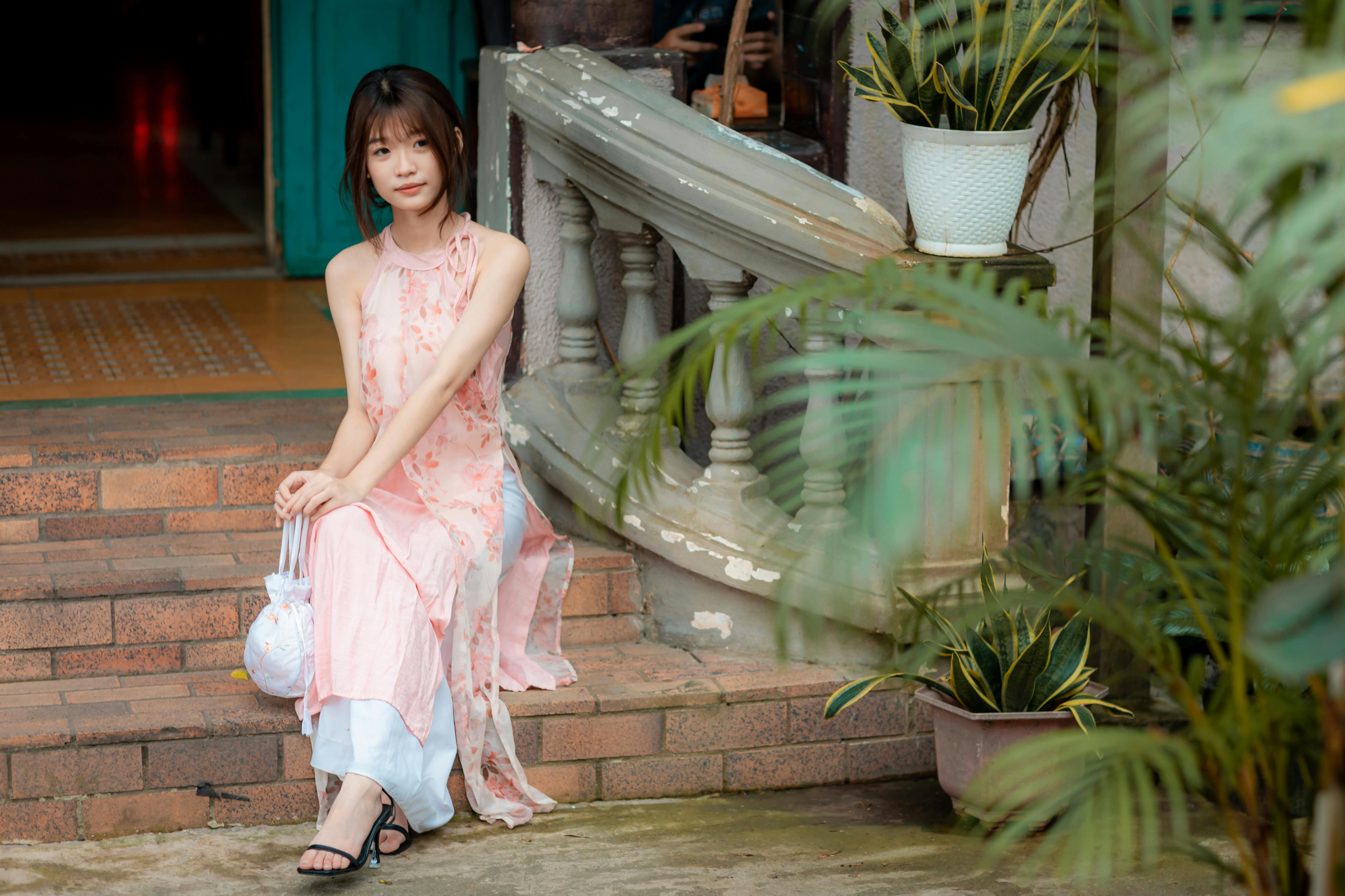 Woman Sitting Photos, Download The BEST Free Woman Sitting Stock Photos ...