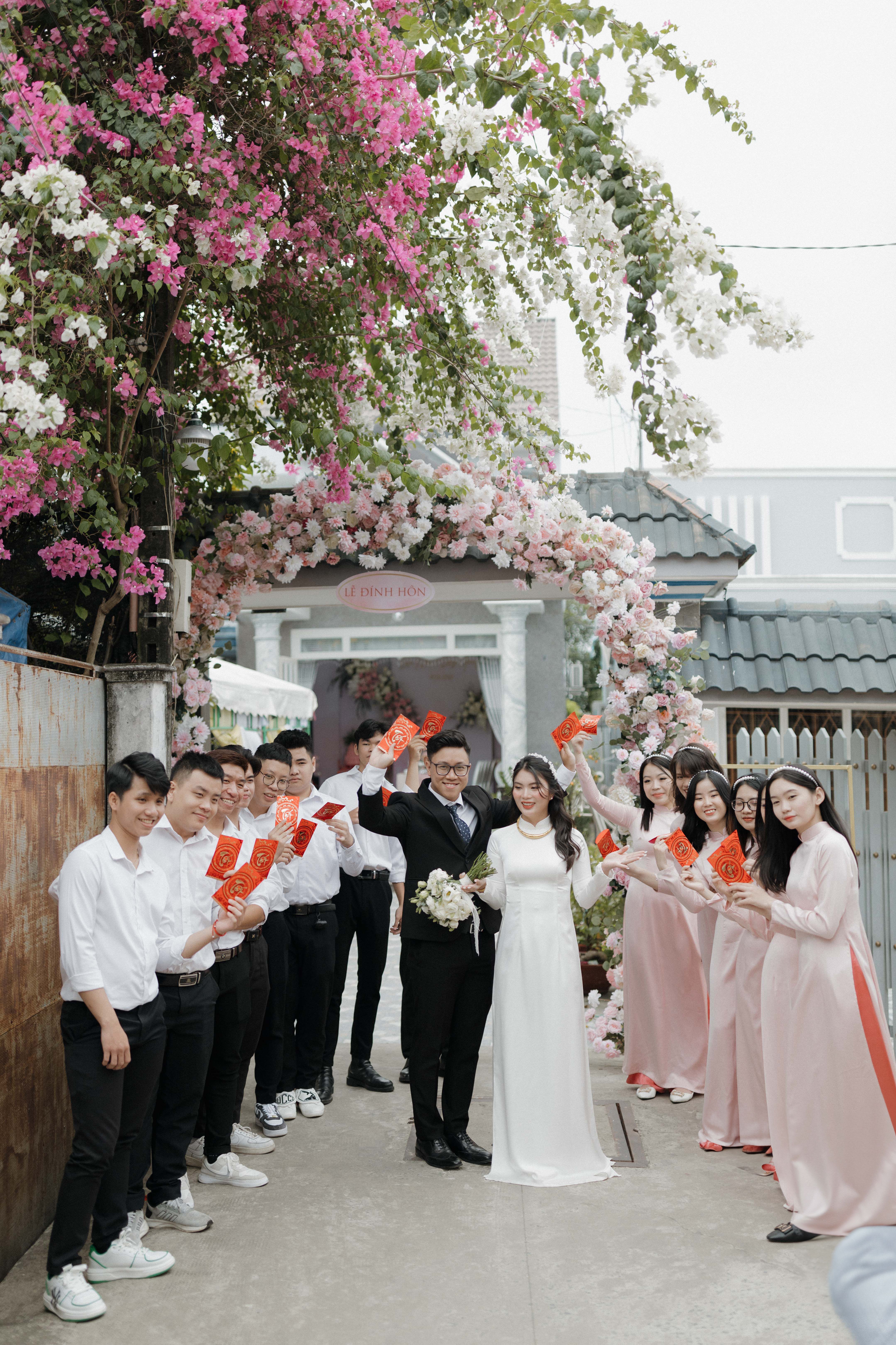 Elegant Outdoor Wedding Celebration with Friends · Free Stock Photo