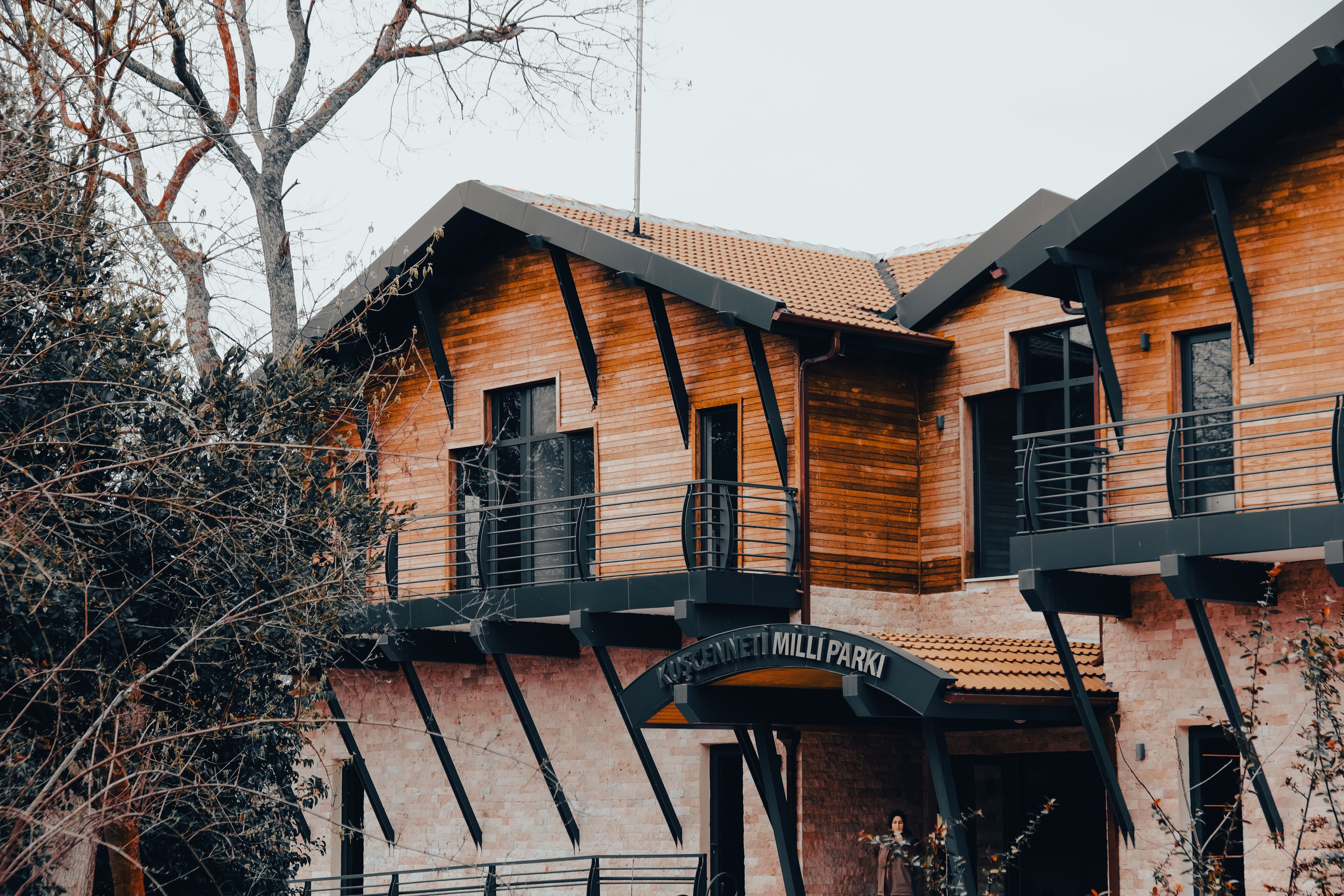 Modern Rustic Building in National Park Setting · Free Stock Photo