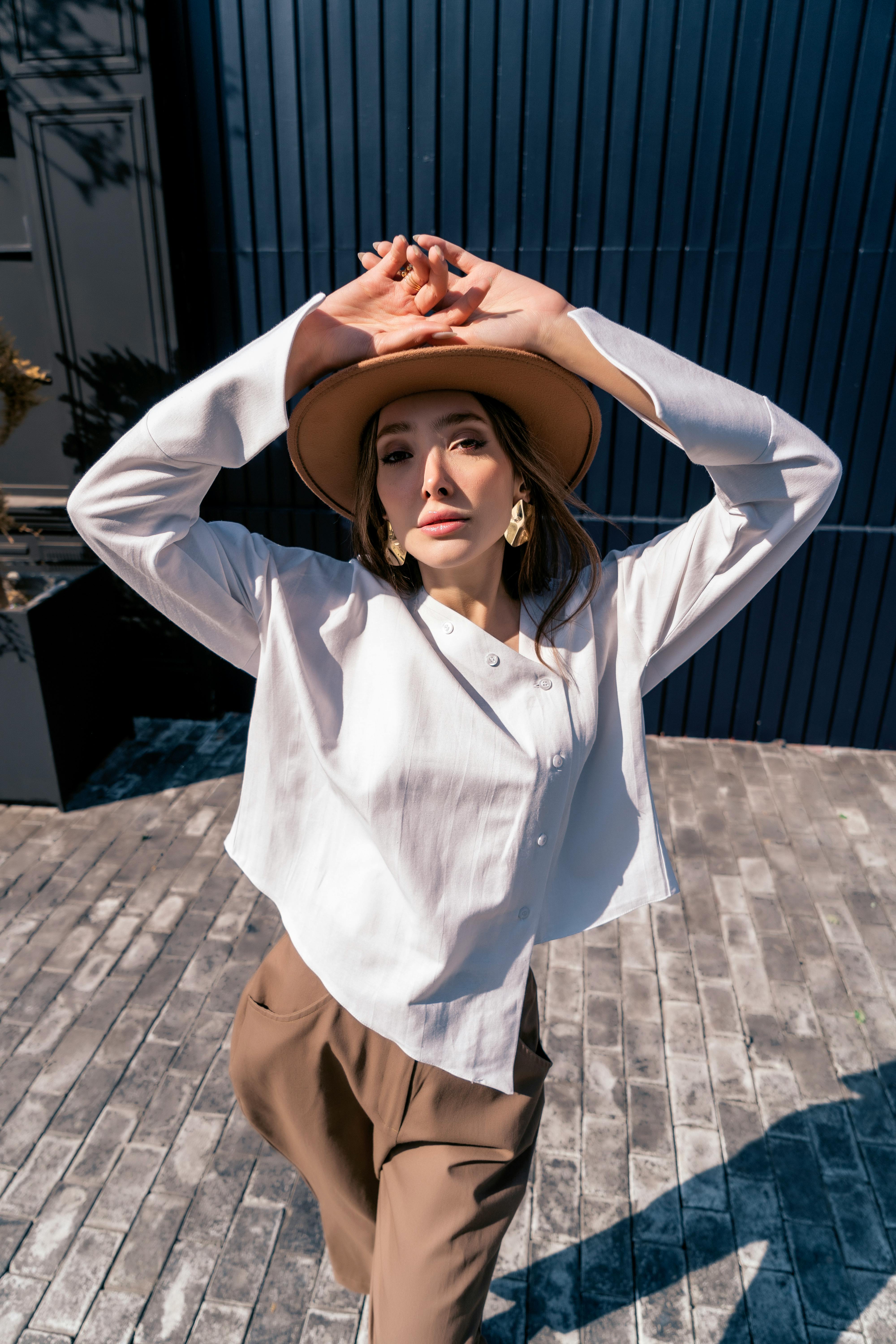 Female Model In City Photos, Download The BEST Free Female Model In ...