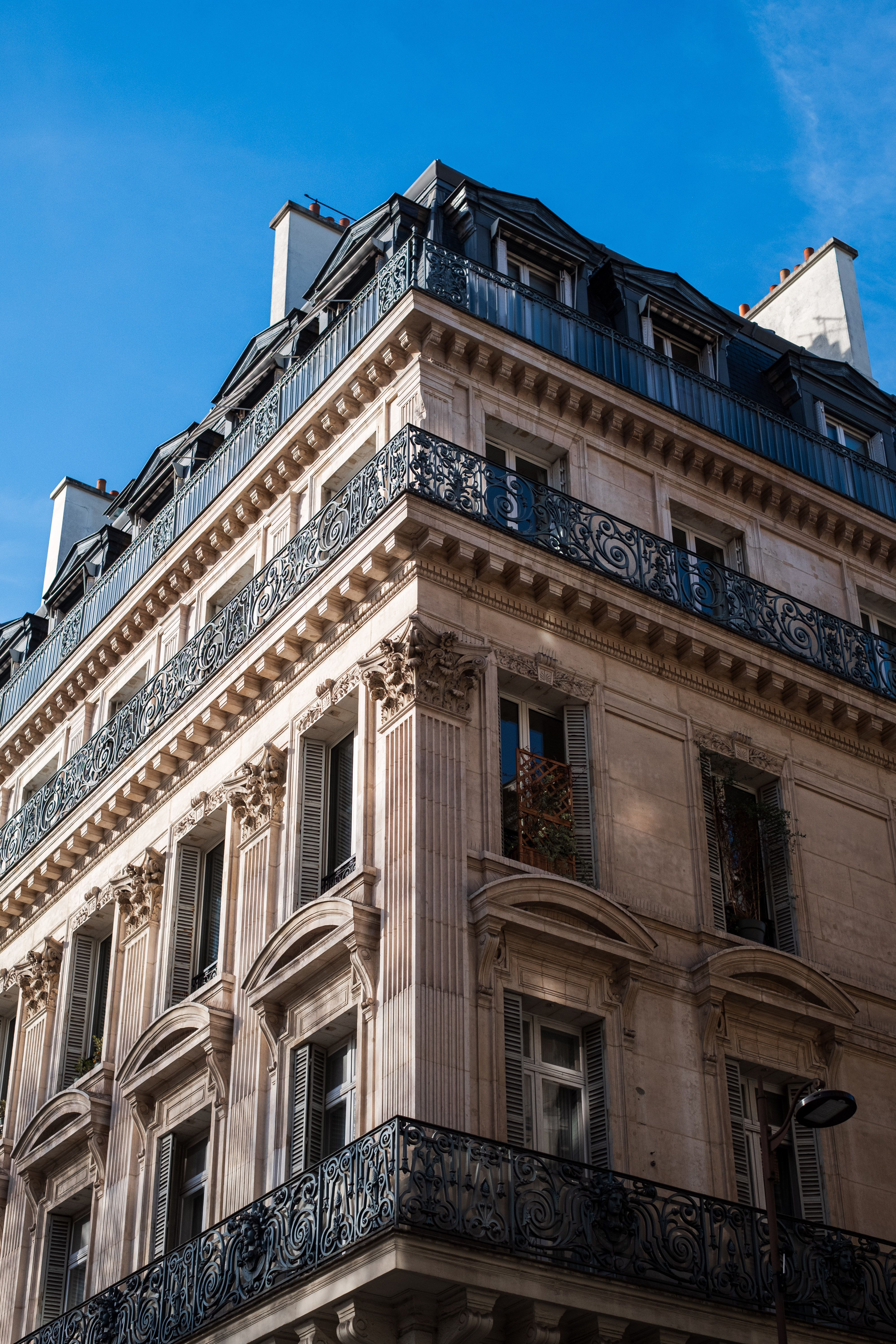 Elegant Haussmannian Architecture in Sunlight · Free Stock Photo