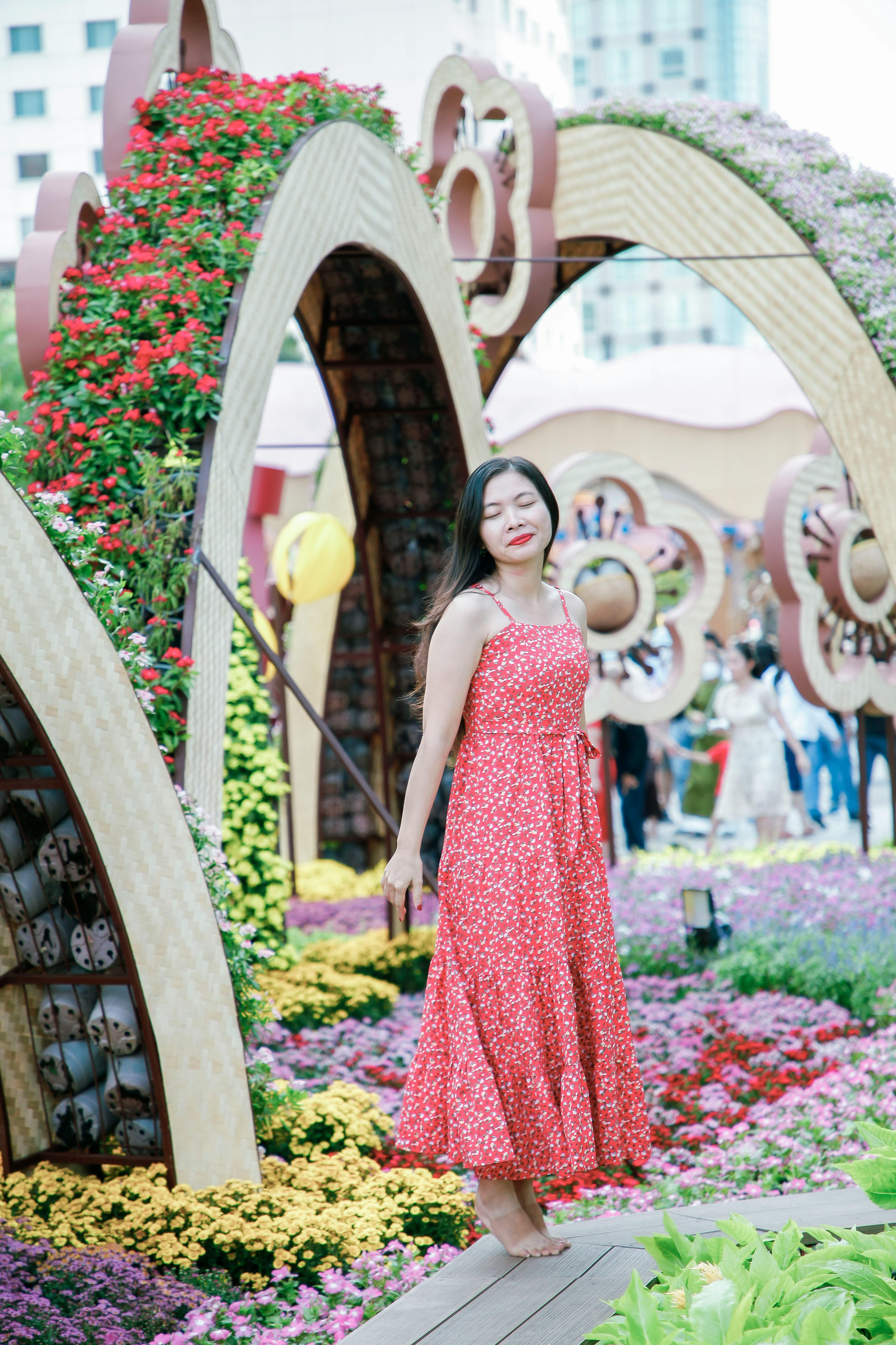 Woman Showeing Photos, Download The BEST Free Woman Showeing Stock ...