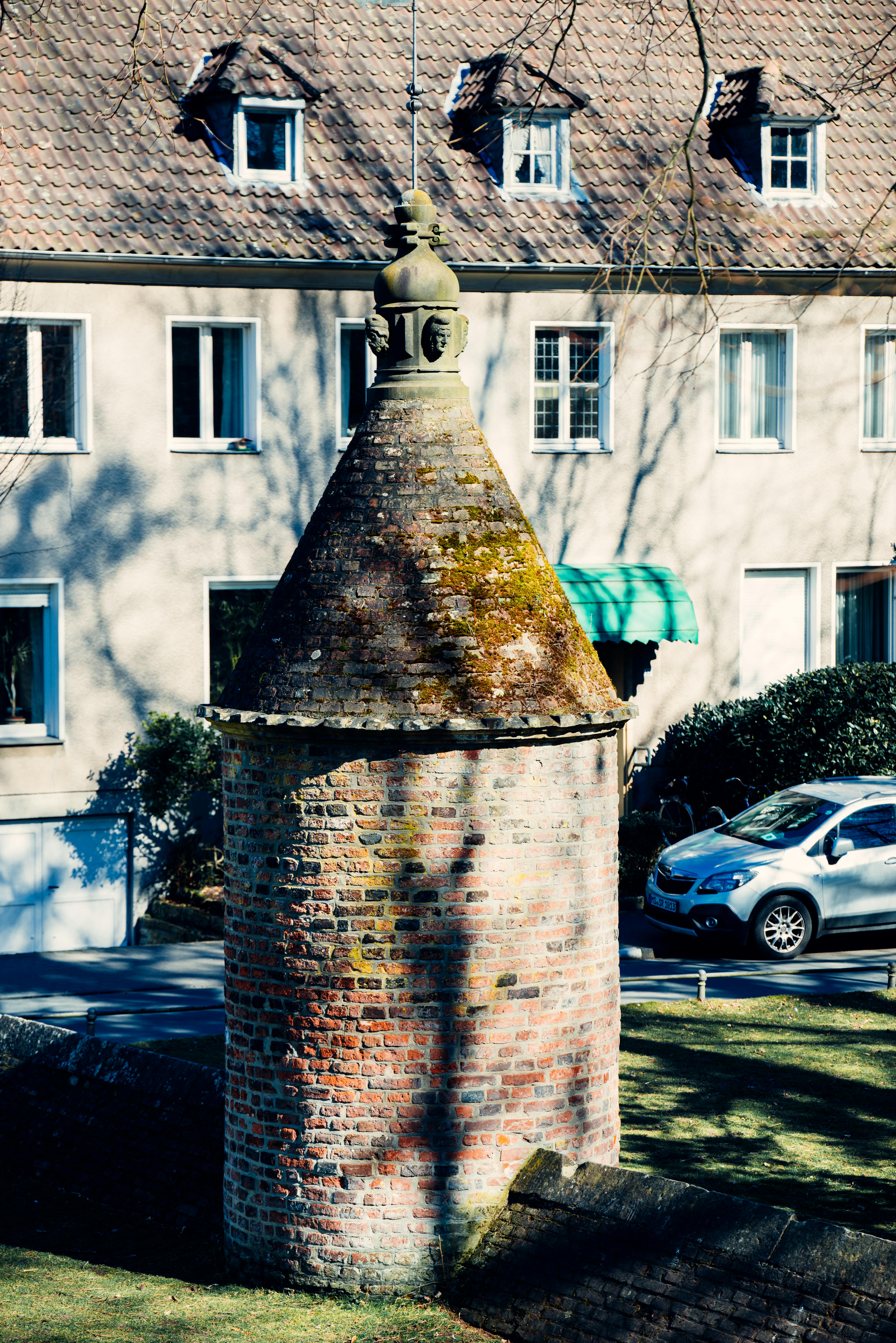 Menara Bata Bersejarah Dengan Latar Belakang Perkotaan · Foto Stok Gratis