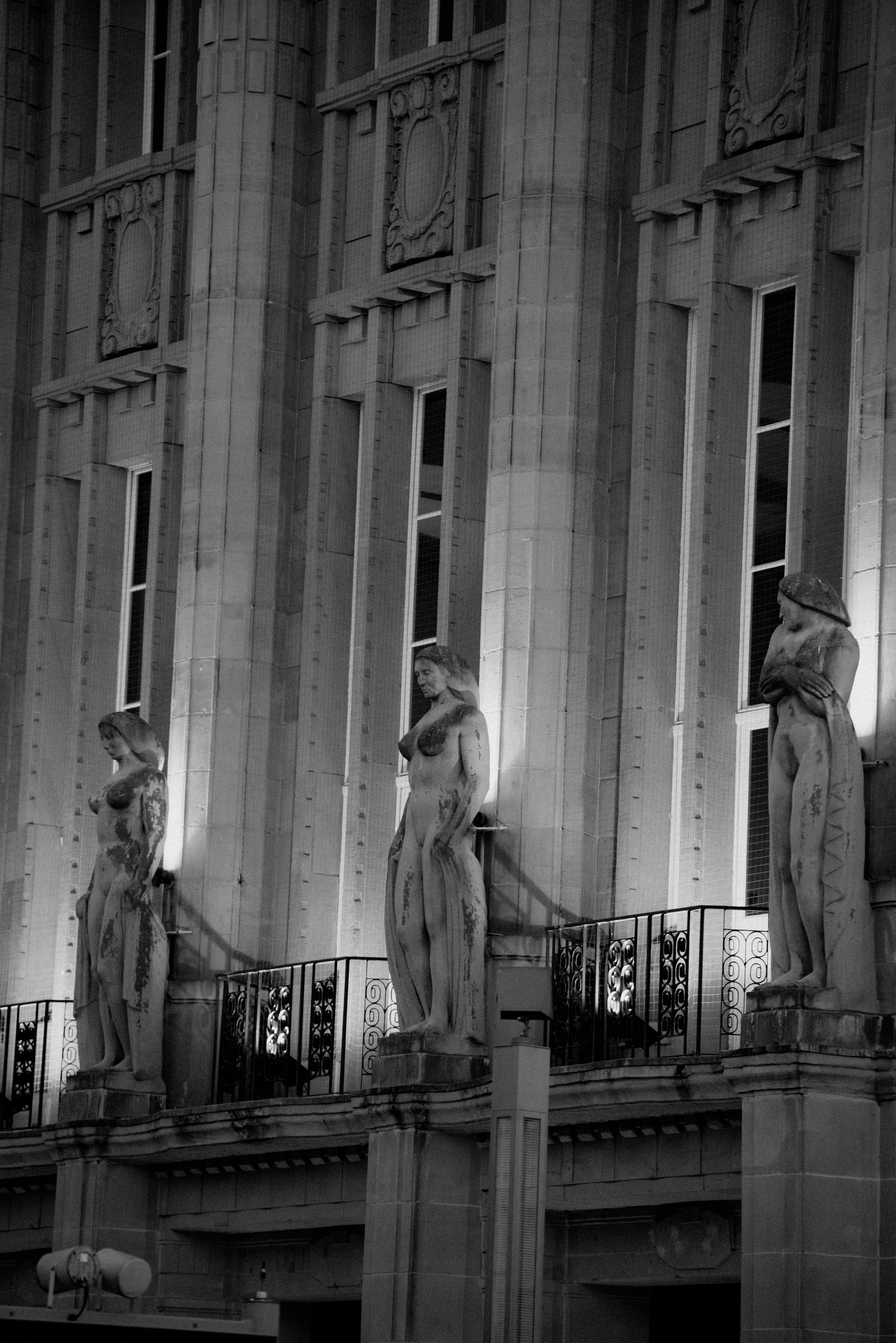 Elegant Architectural Statues in Black and White · Free Stock Photo