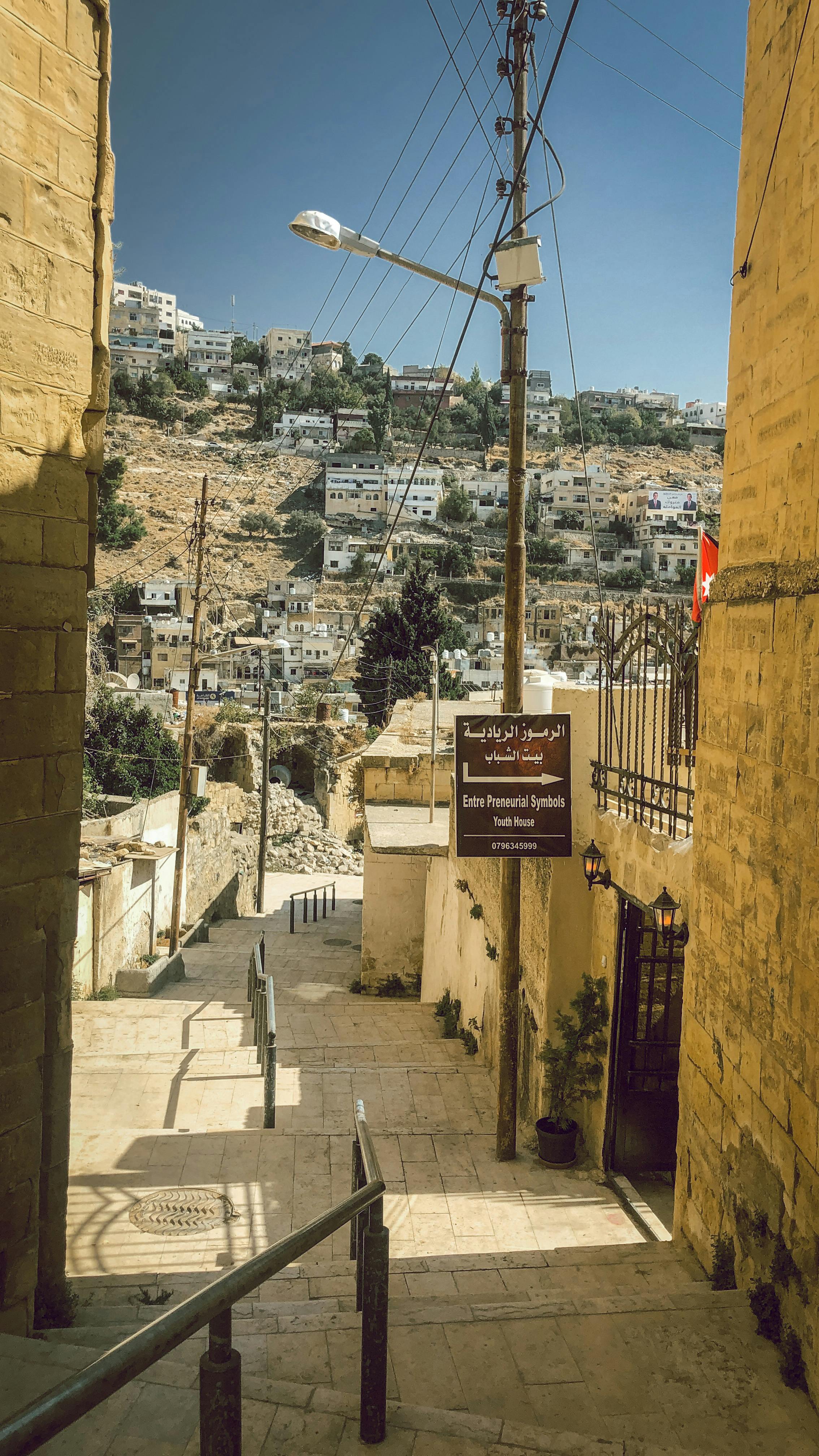 Jalanan Bersejarah Salt, Yordania Di Bawah Langit Cerah · Foto Stok Gratis
