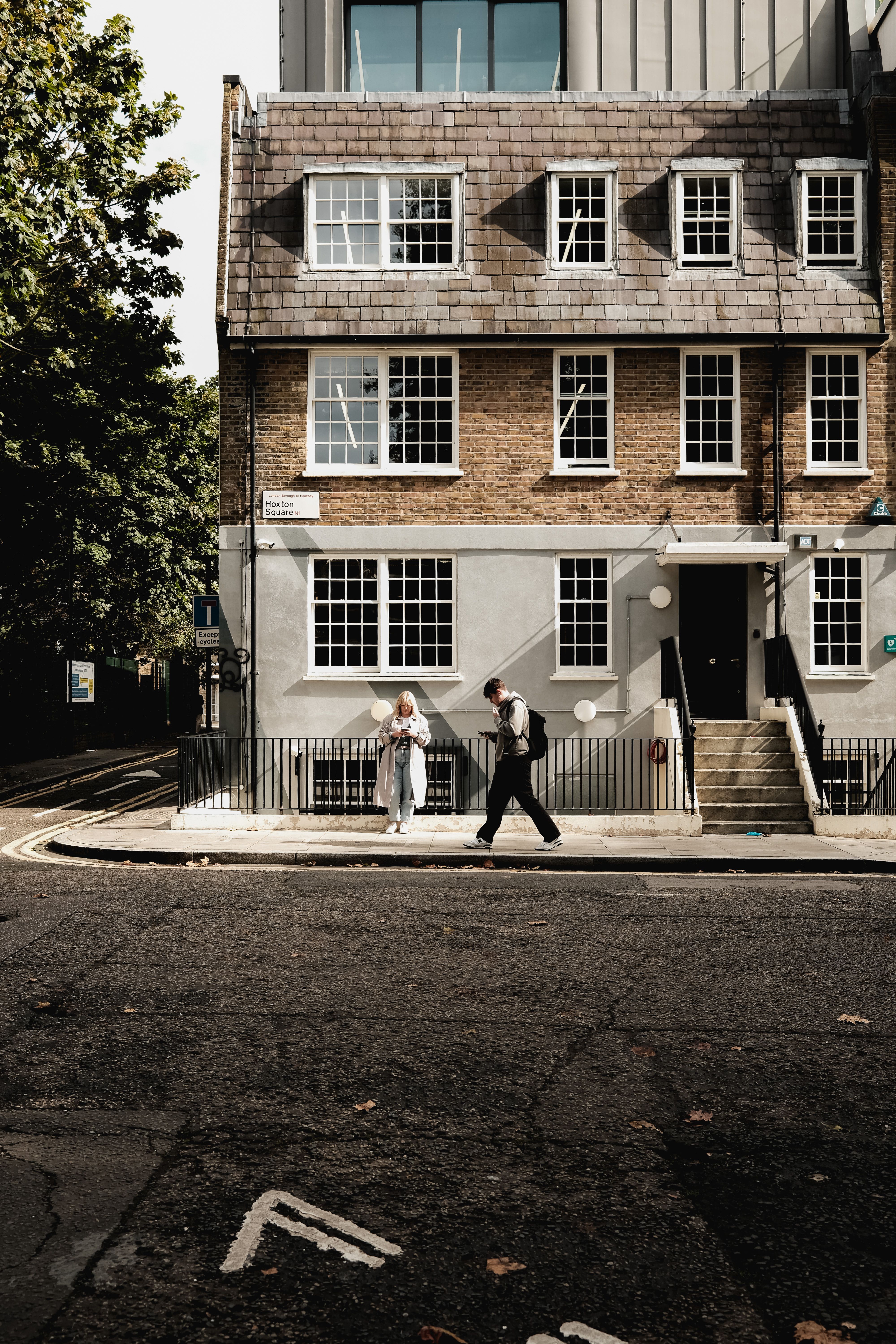 Urban Street Scene with Traditional Architecture · Free Stock Photo