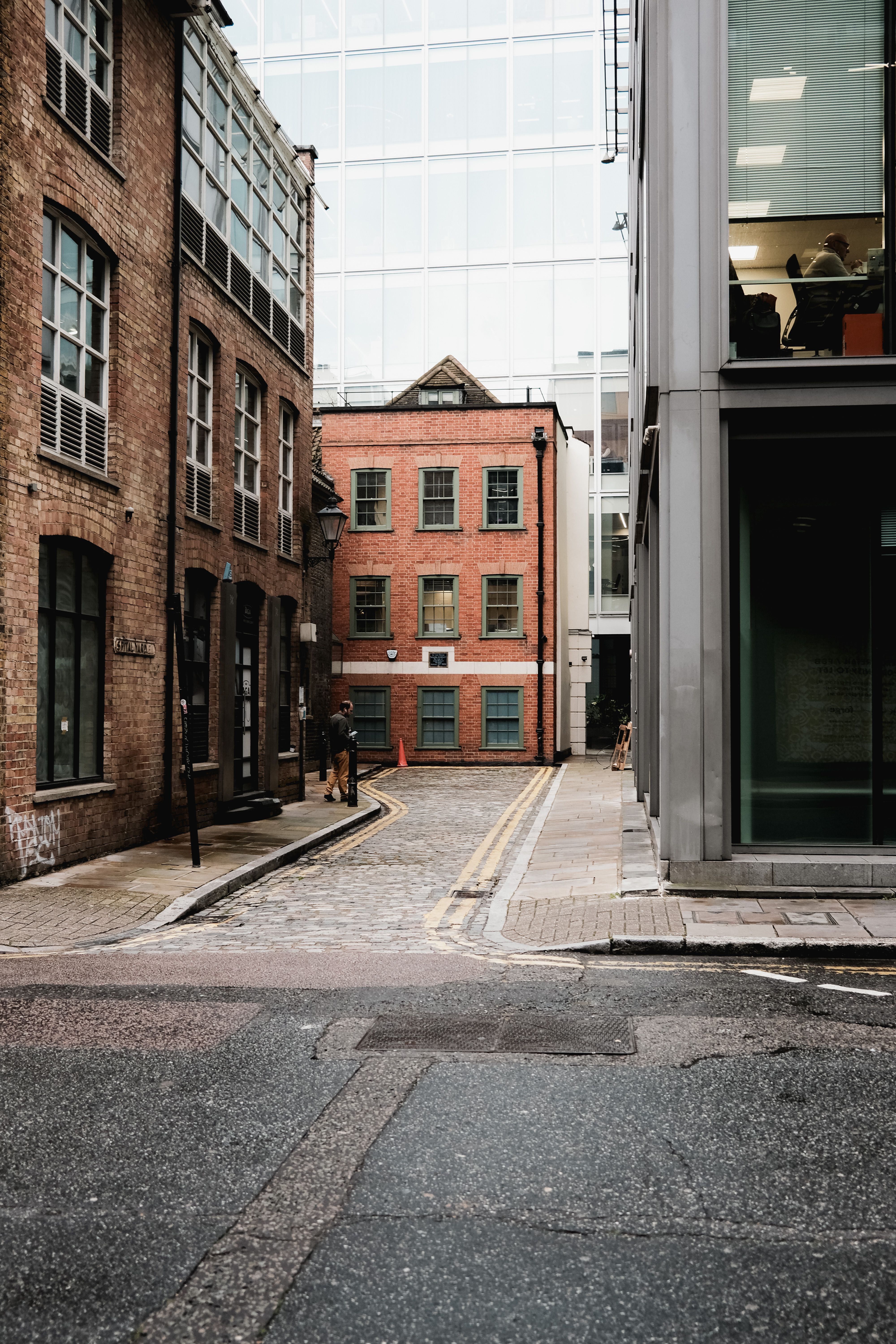 Urban Street with Historic and Modern Facades · Free Stock Photo
