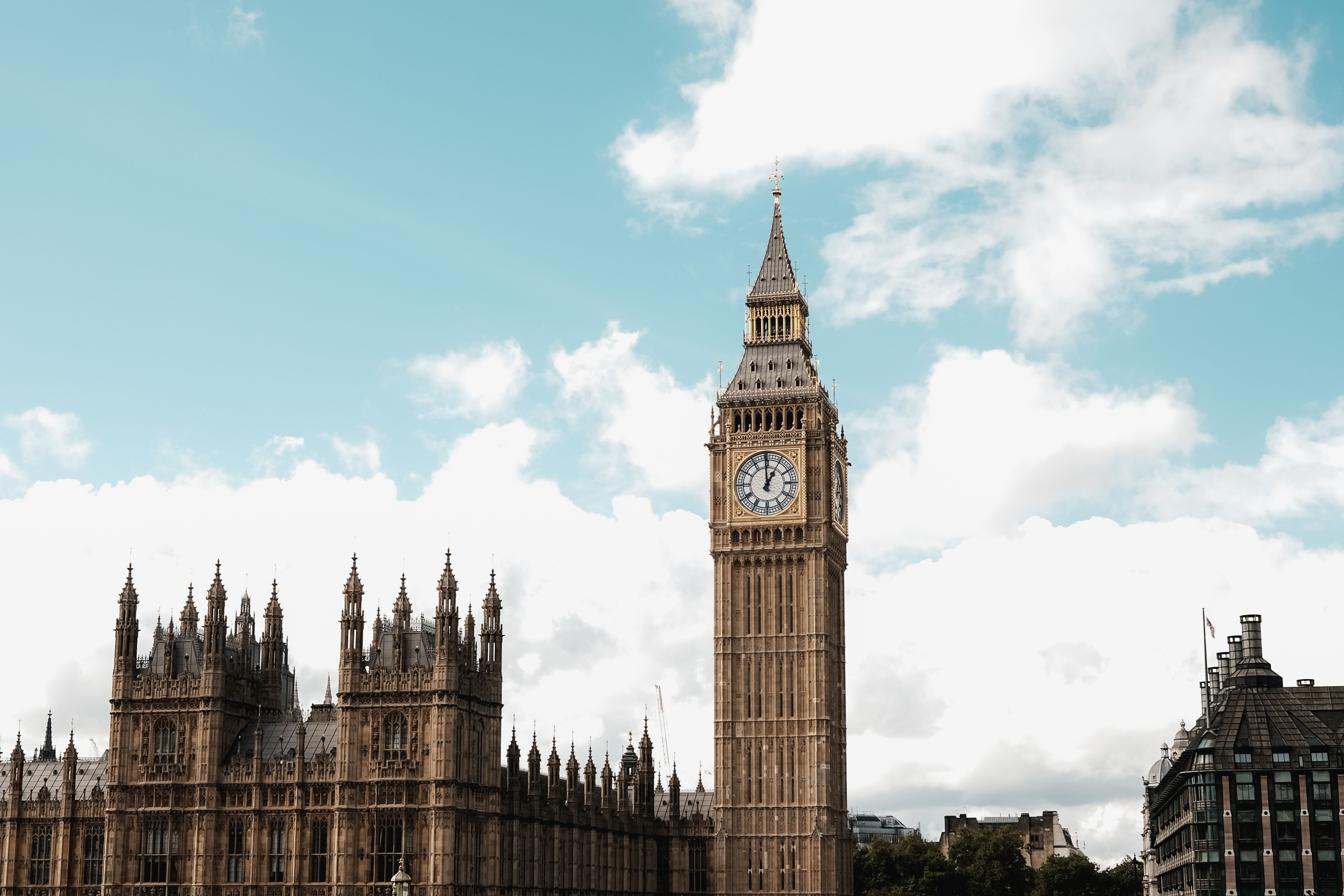 Iconic Big Ben and Westminster Bridge Scene · Free Stock Photo