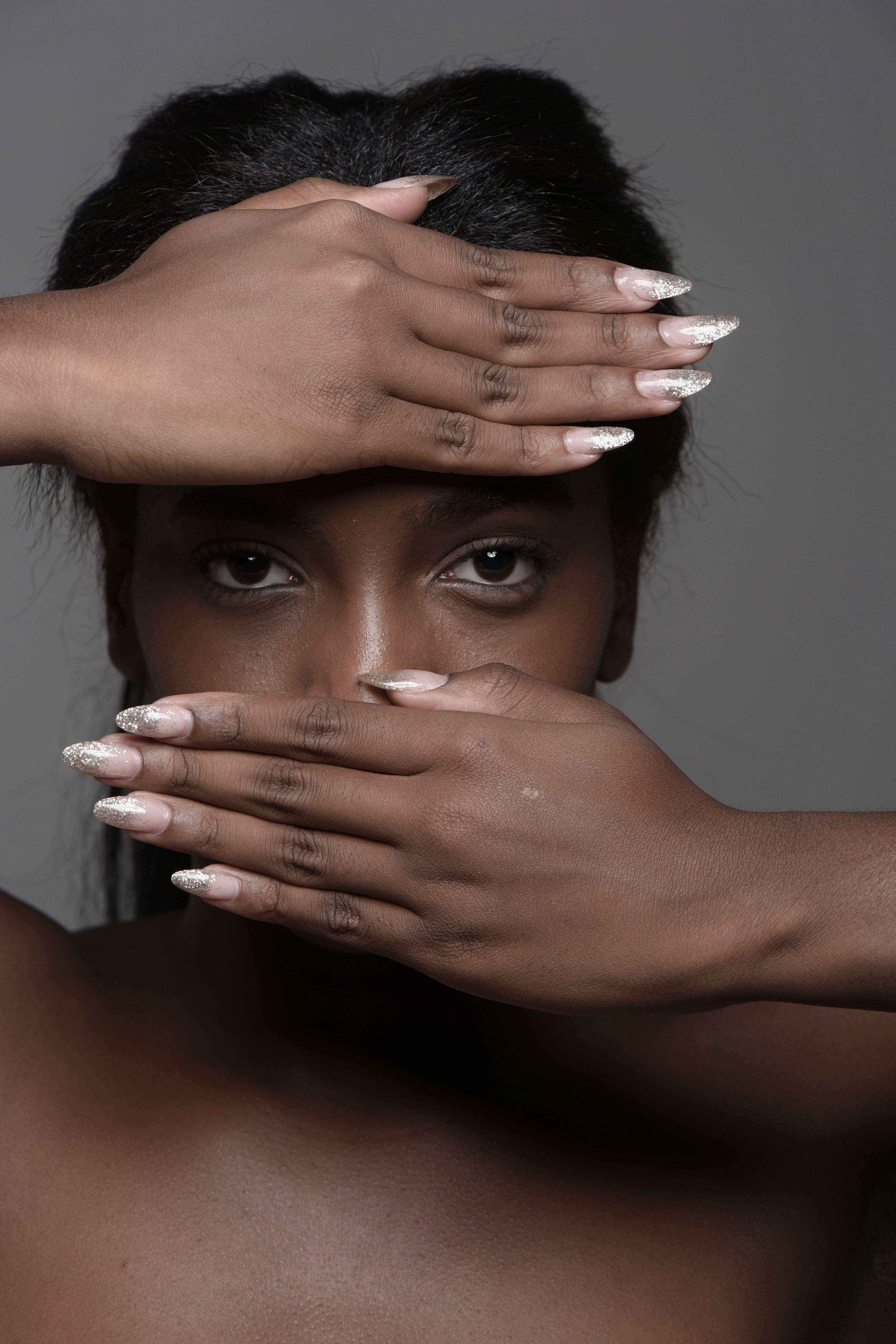 Artistic Portrait with Expressive Hand Gesture · Free Stock Photo