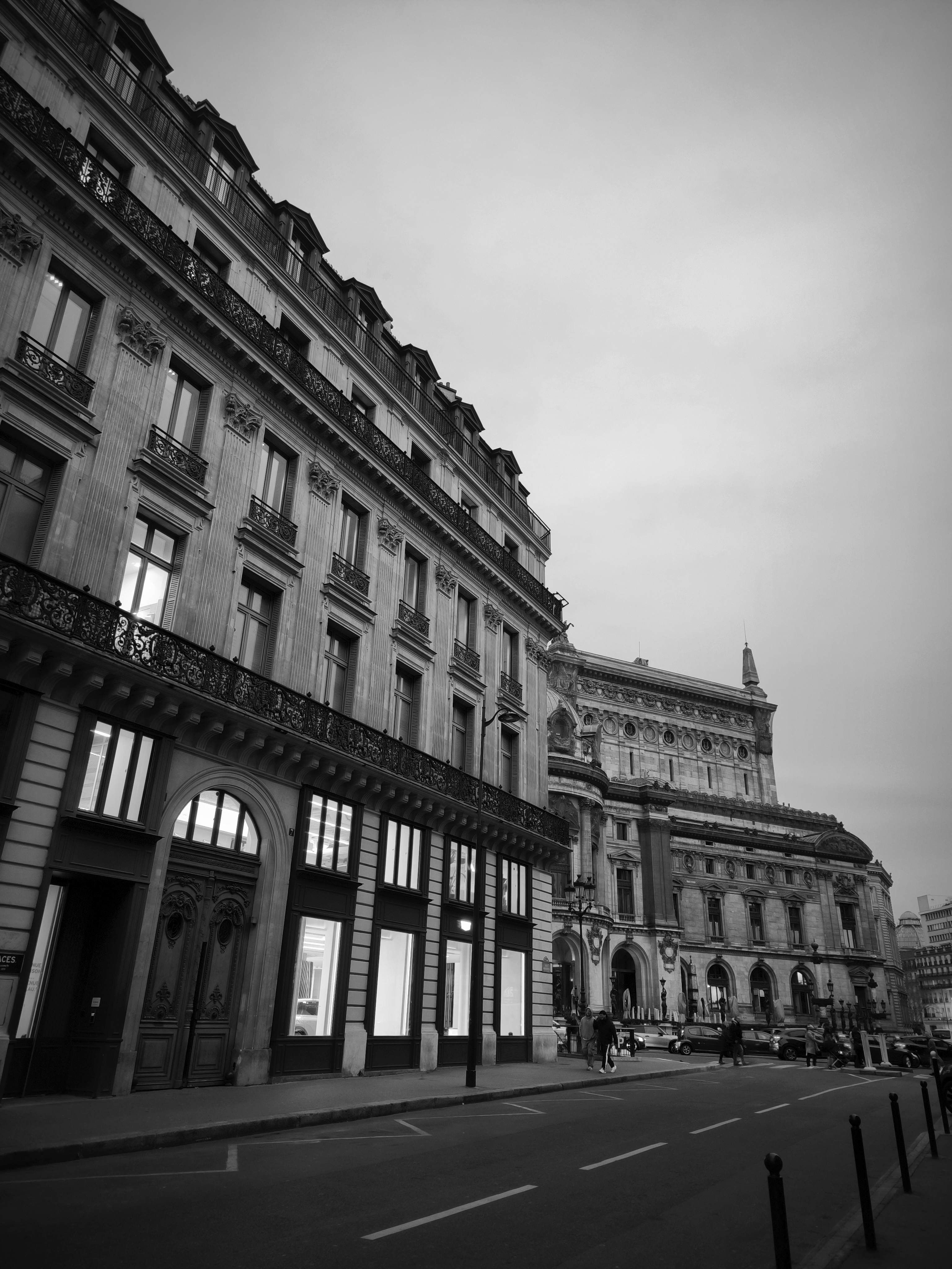 Classic Parisian architecture in black and white · Free Stock Photo