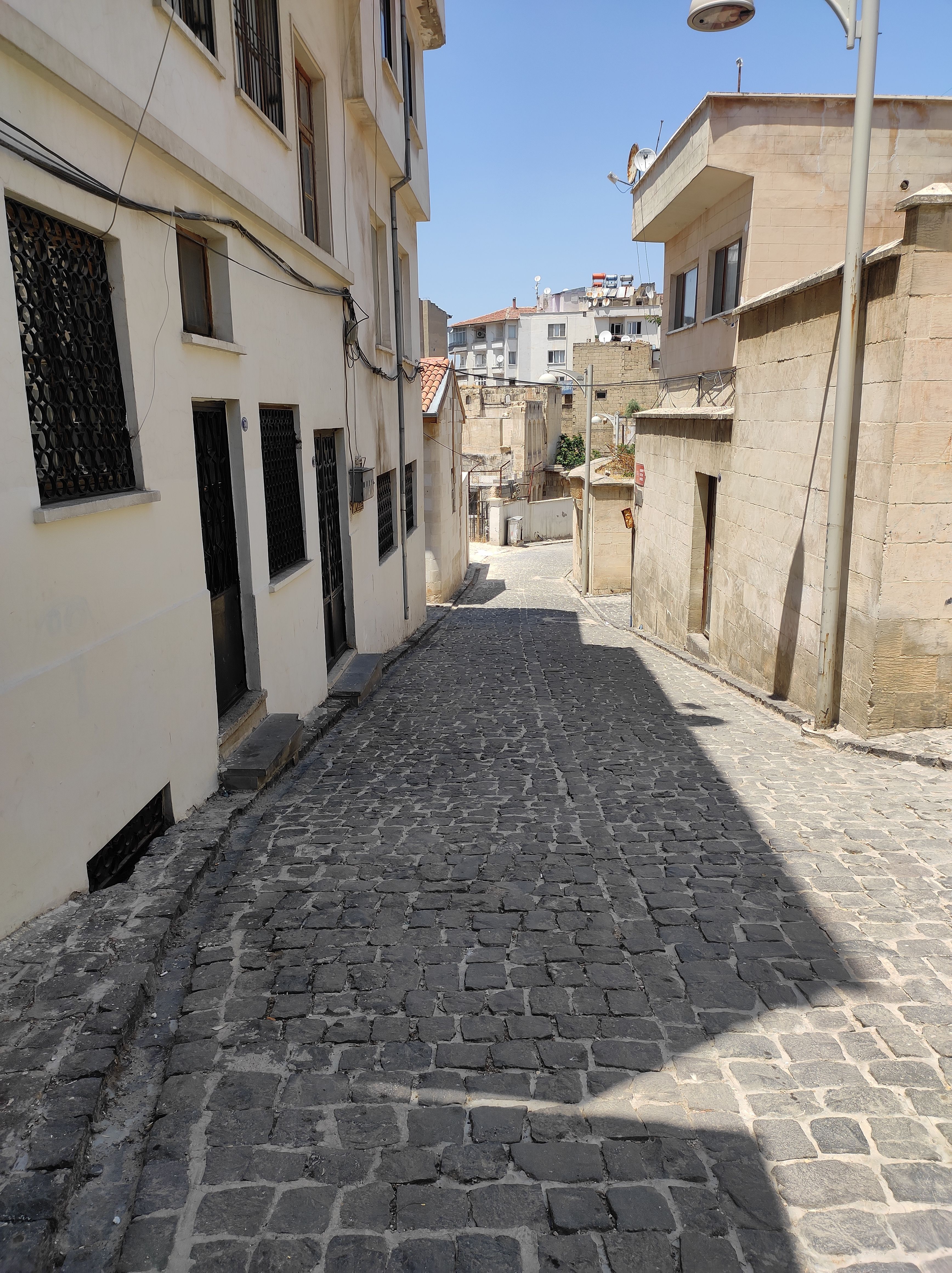 Charming Cobblestone Street in Historic Area · Free Stock Photo