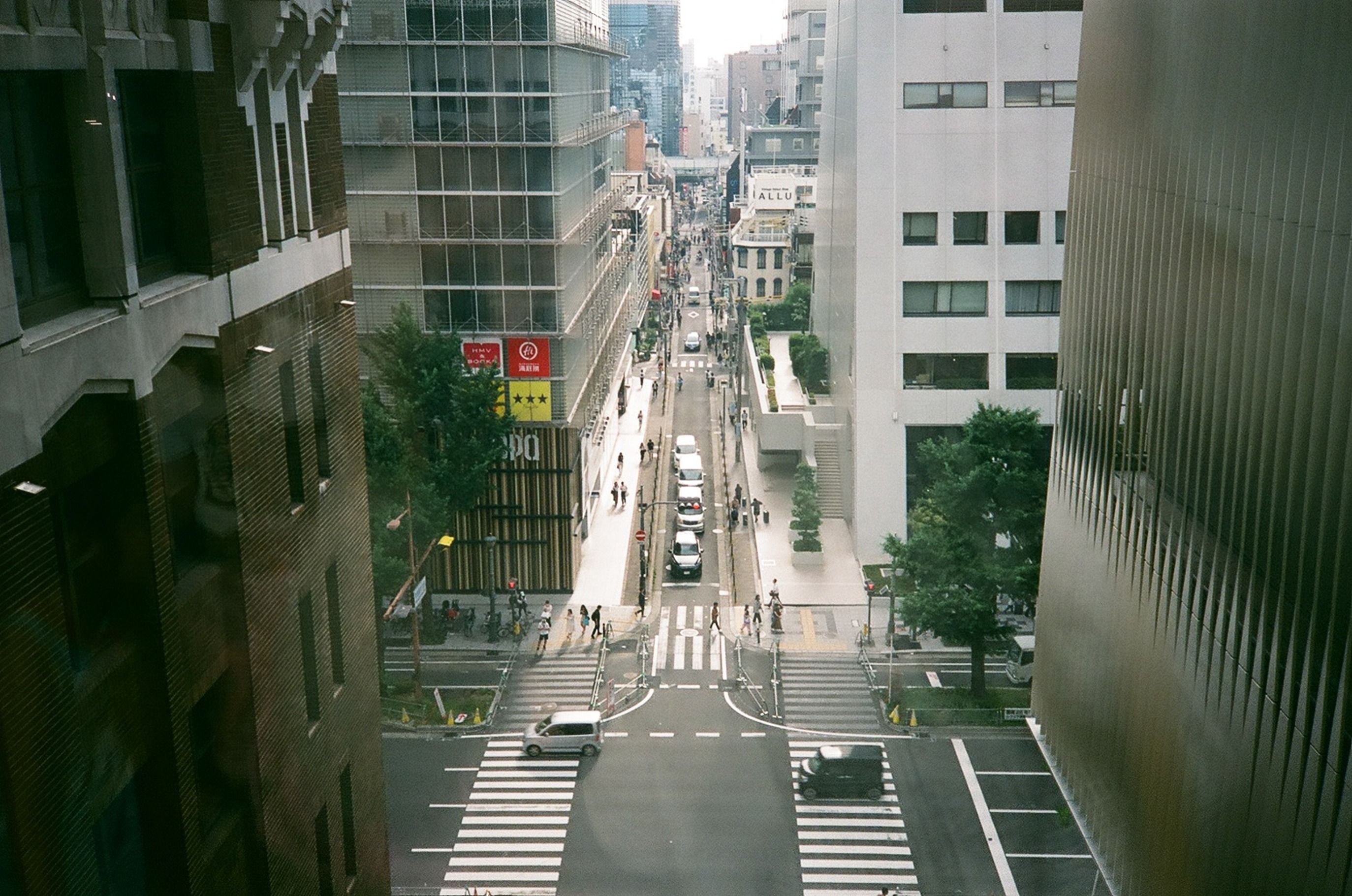 Urban street view from above in bustling city · Free Stock Photo