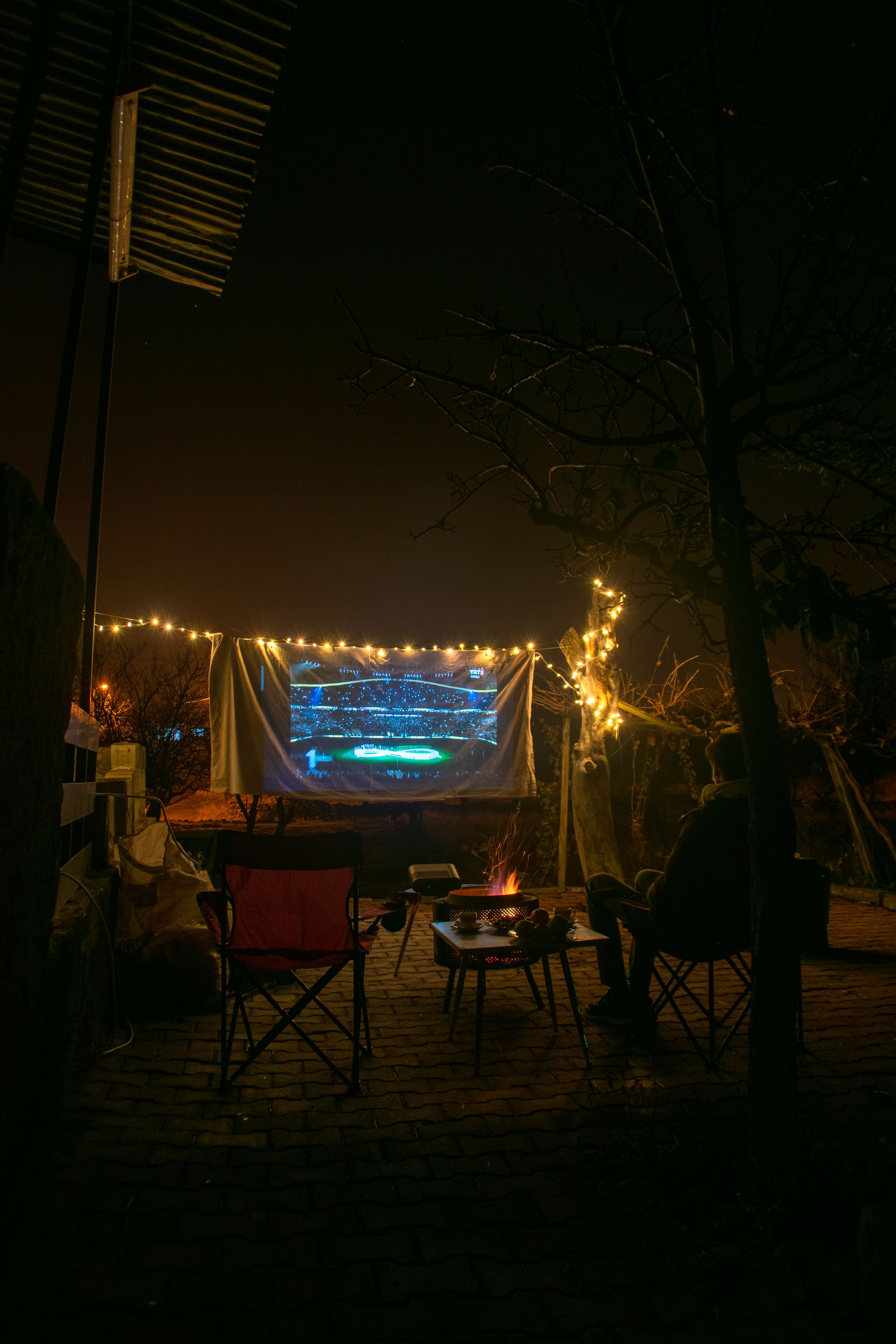 Acogedor Ambiente Para Una Noche De Cine Al Aire Libre Con Fogata ...