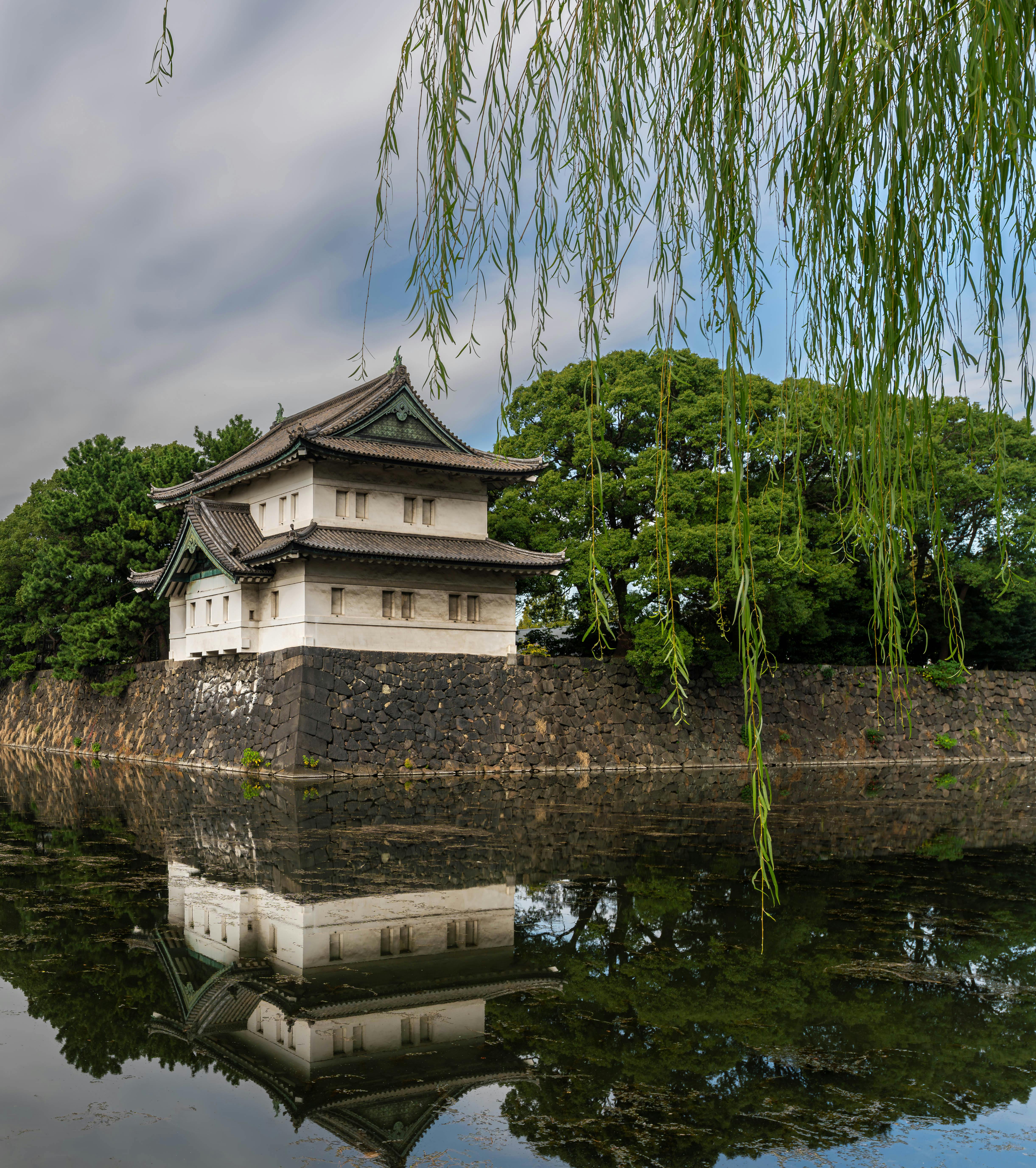 Castillo Japonés Histórico Reflejado En Aguas Tranquilas · Foto de ...