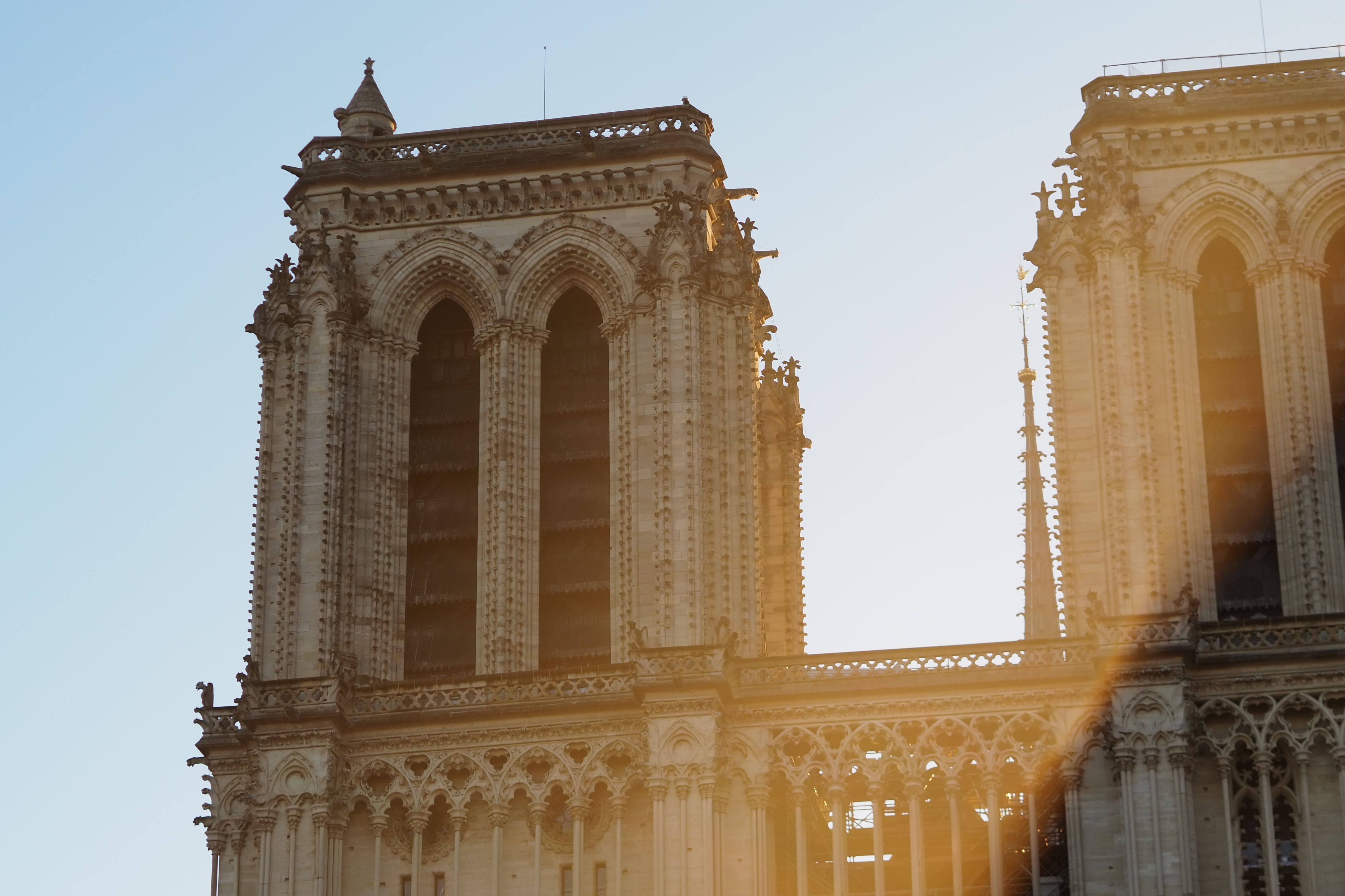 Torres Históricas De La Catedral De Notre Dame Al Amanecer · Foto de ...